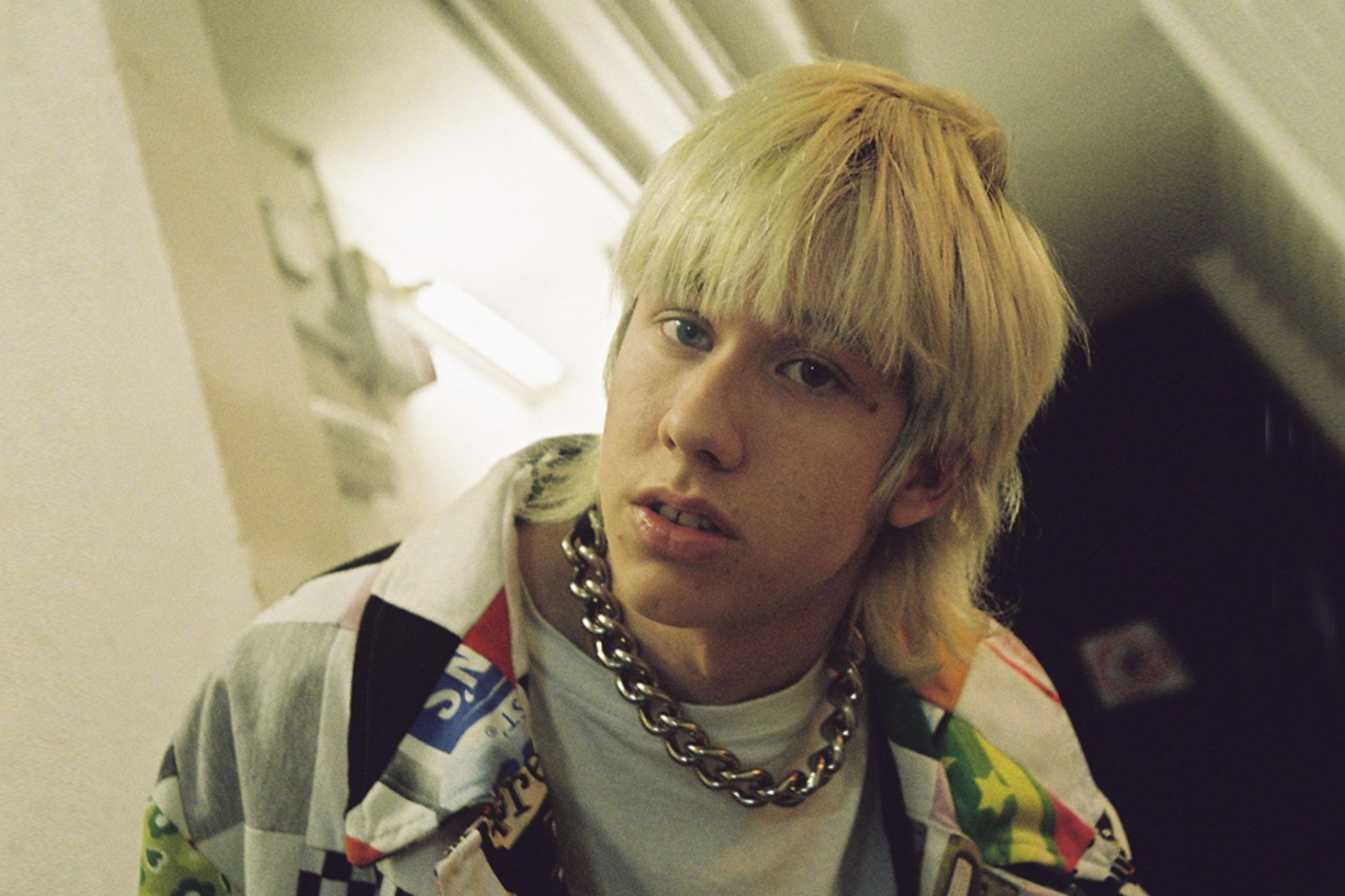 Quién es Rojuu, el nuevo invitado de hoy en 'La Resistencia'