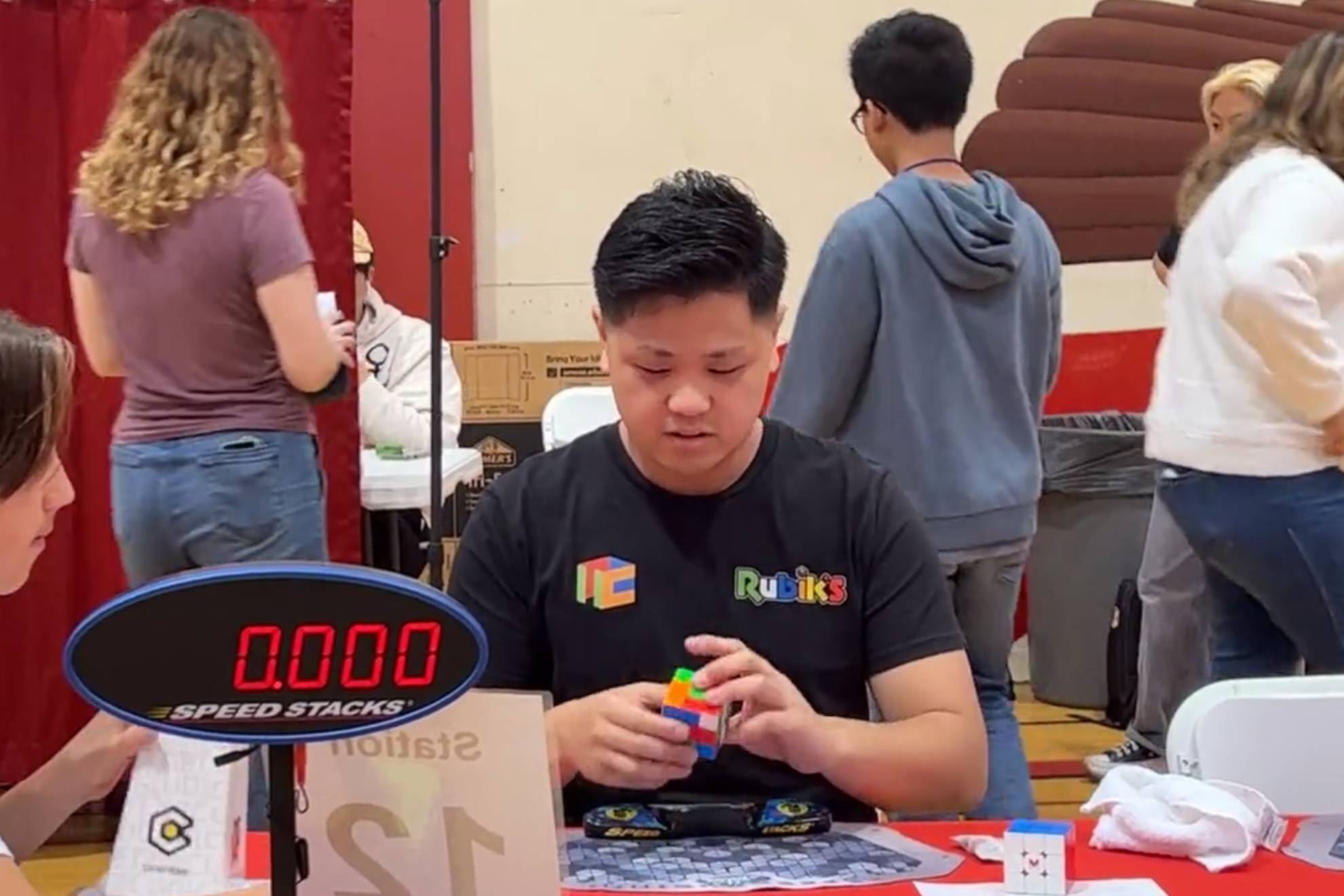 El espectacular nuevo récord del mundo en resolver el cubo de Rubik: 3 ...