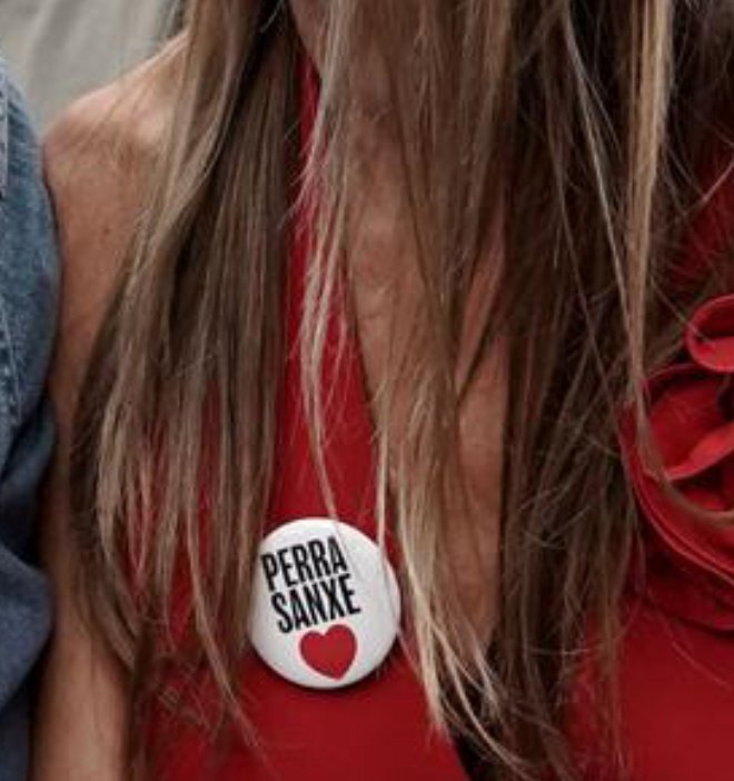 La mujer de Pedro Sánchez se hace viral por una curiosa chapa: "Perra Sanxe"