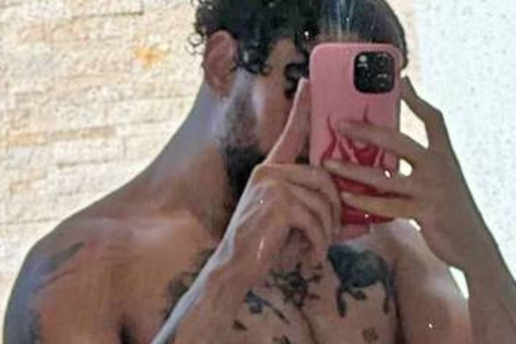 A Bad Bunny se le va de las manos un desnudo frontal y logra burlar la censura de Instagram