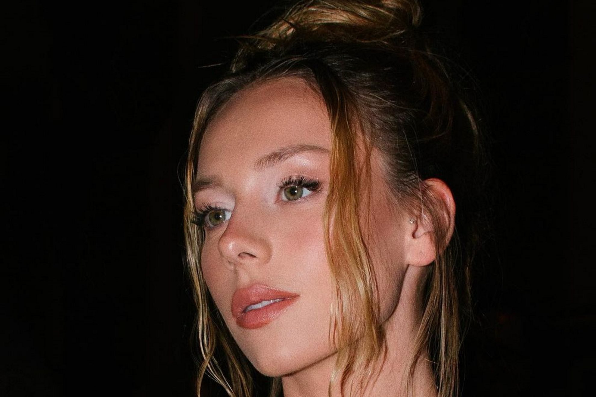 Ester Expósito luce el vestido efecto desnudo popular entre las famosas