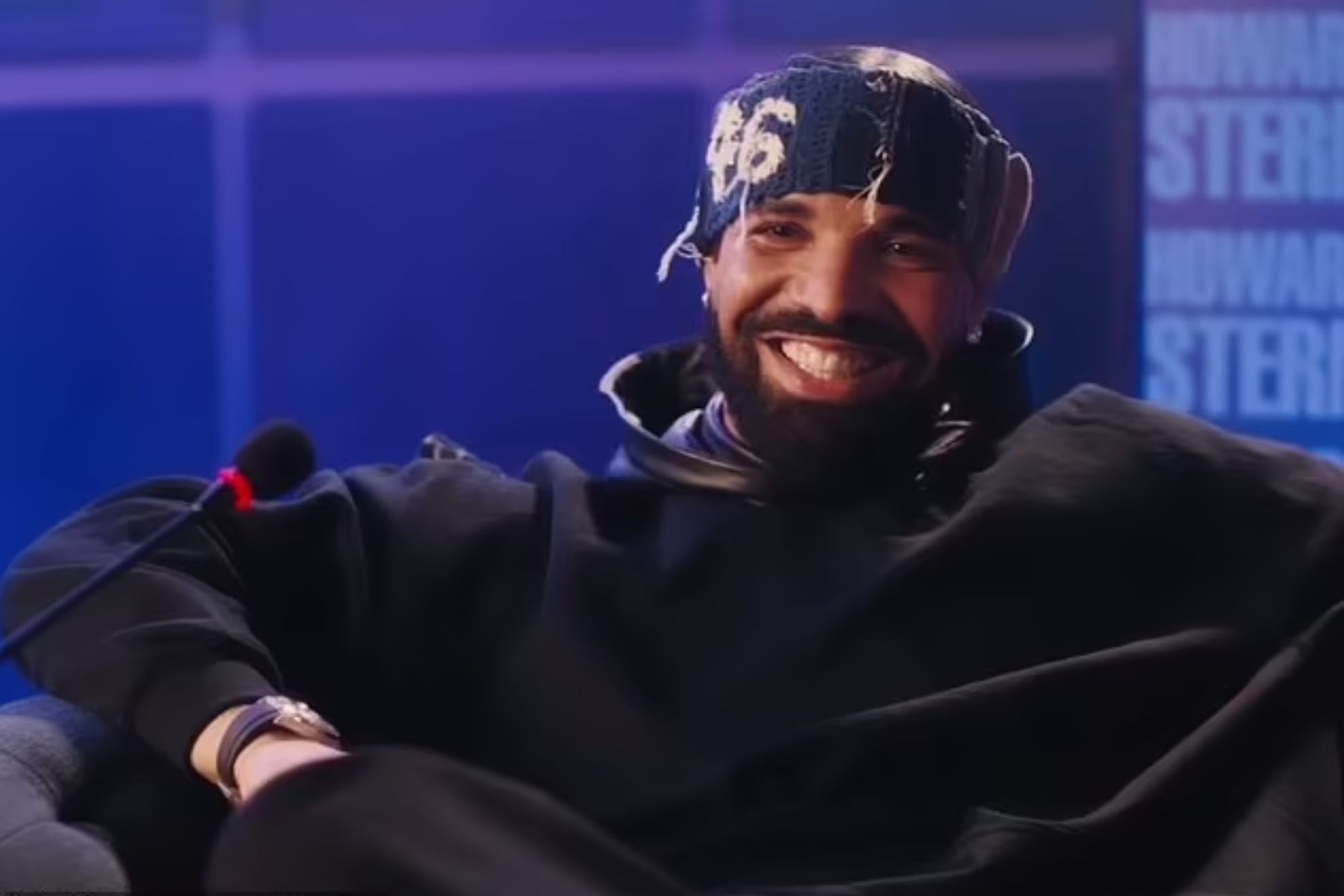 Drake sorprende a uno de sus fans en pleno directo regalándole 50.000 ...