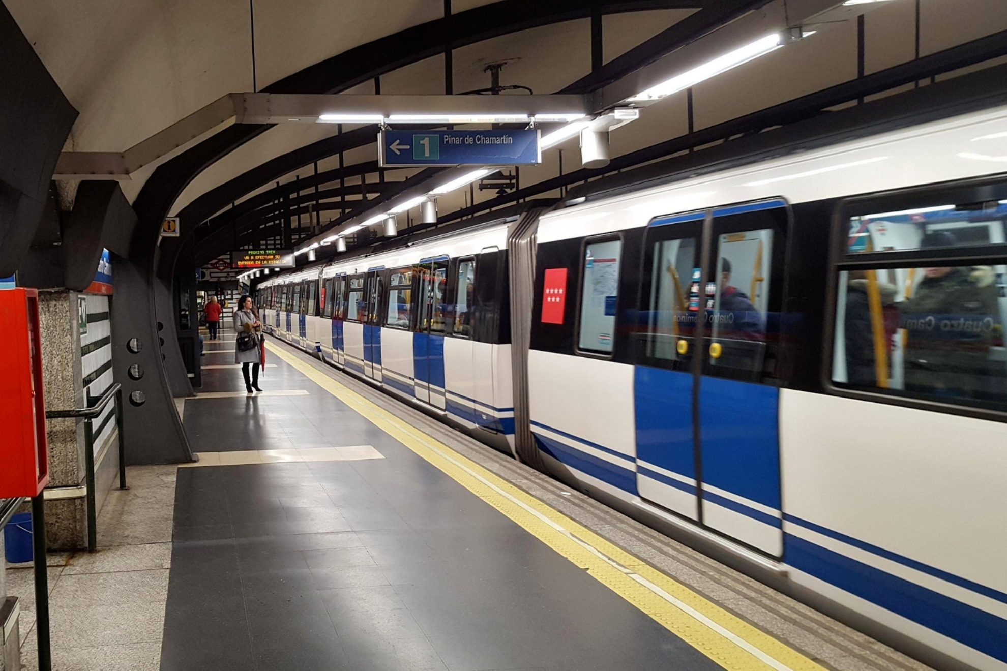 Dos jóvenes viajan colgados entre vagones en el Metro de Madrid debido ...