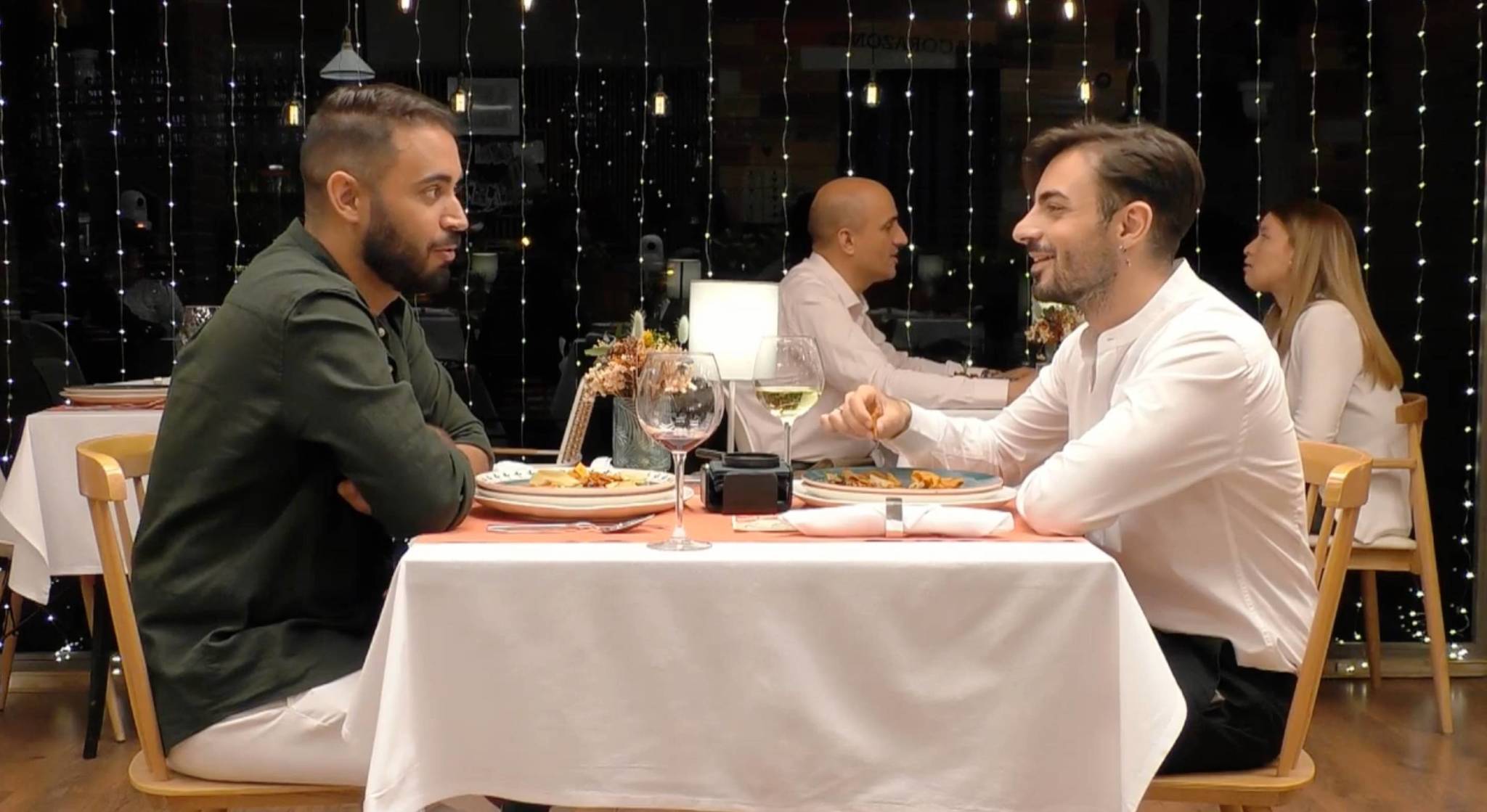 Un italiano muestra a su cita de 'First Dates' cómo se besa 'a la ...