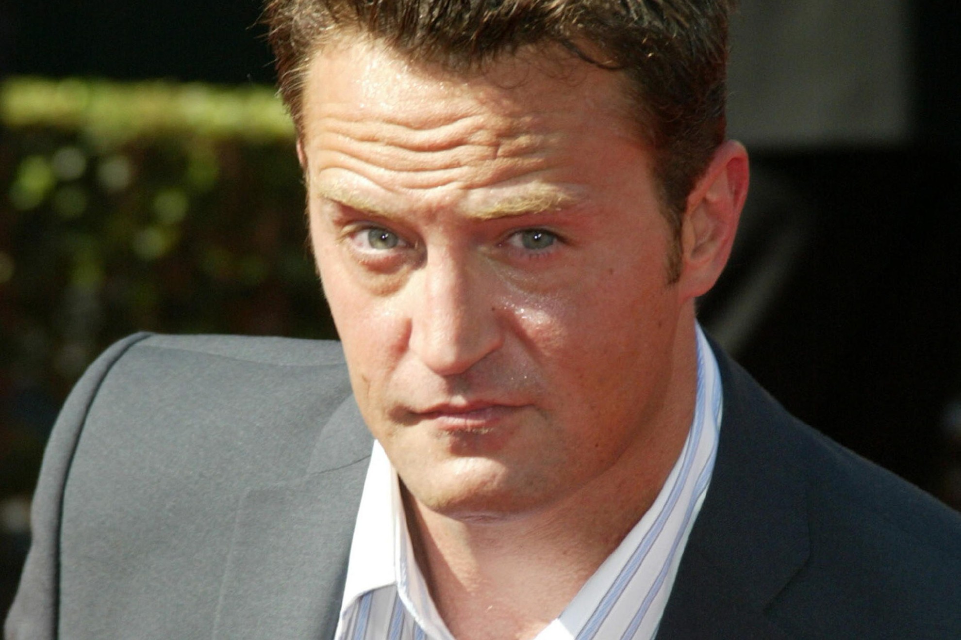La larga lista de adicciones de Matthew Perry: una botella diaria de ...