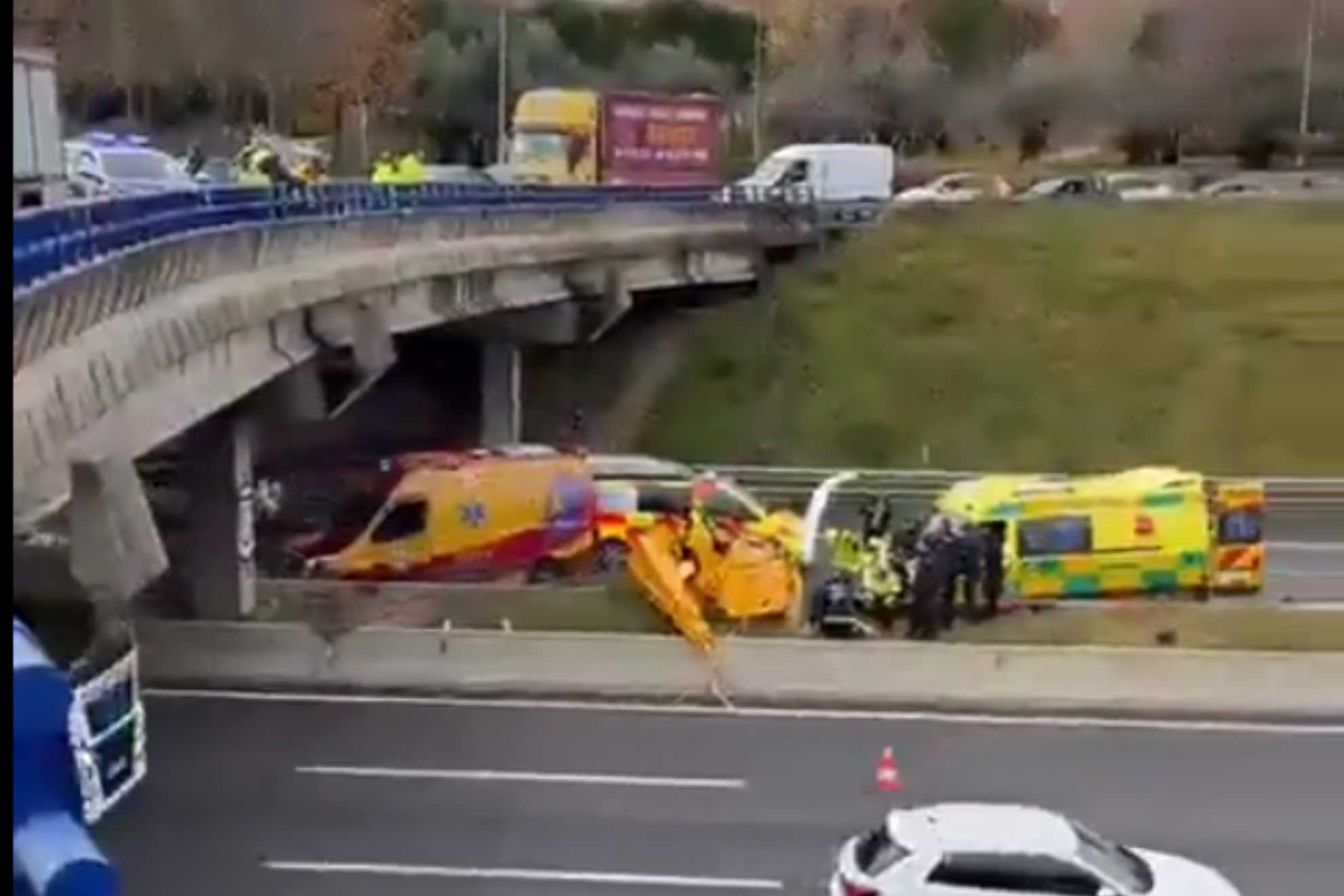 Accidente de helicóptero en la M40 de Madrid: se estrella en plena ...