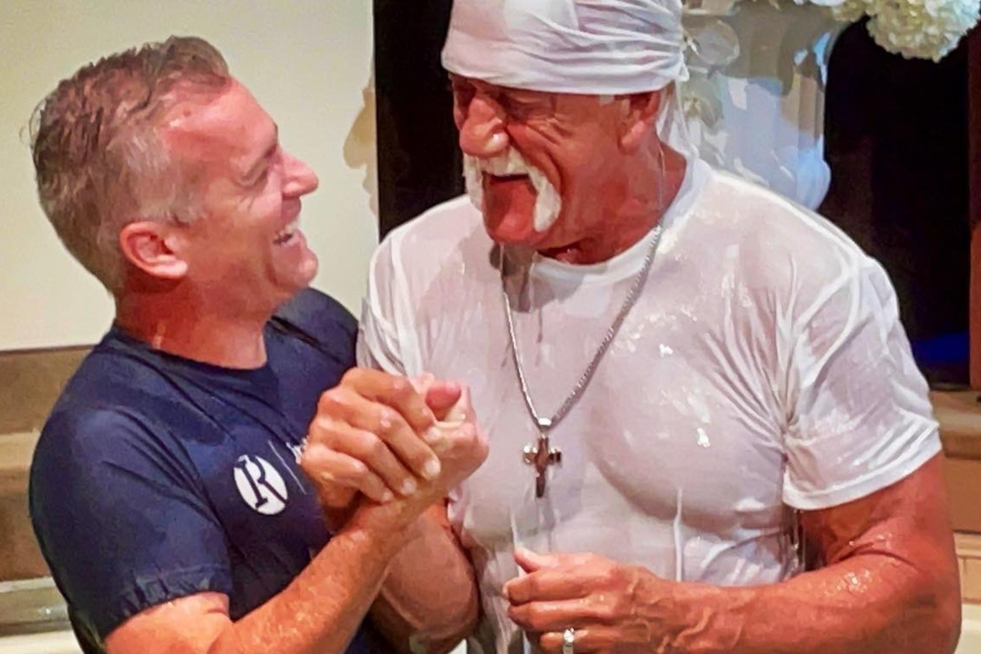 Hulk Hogan se bautiza a los 70 años junto a su esposa Sky Daily