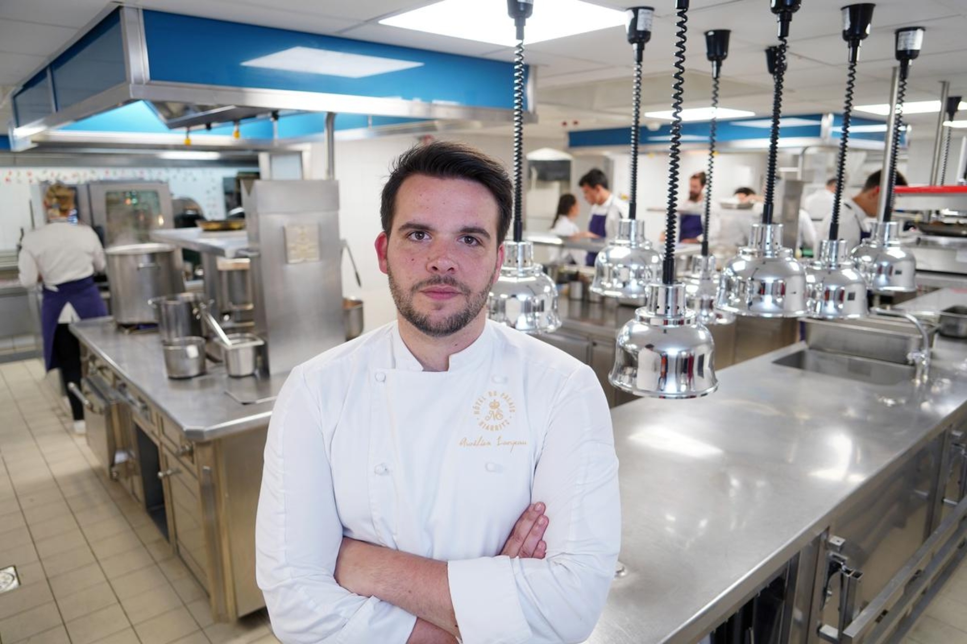 Un chef con una estrella Michelín graba a un empleado desnudo y atado a ...