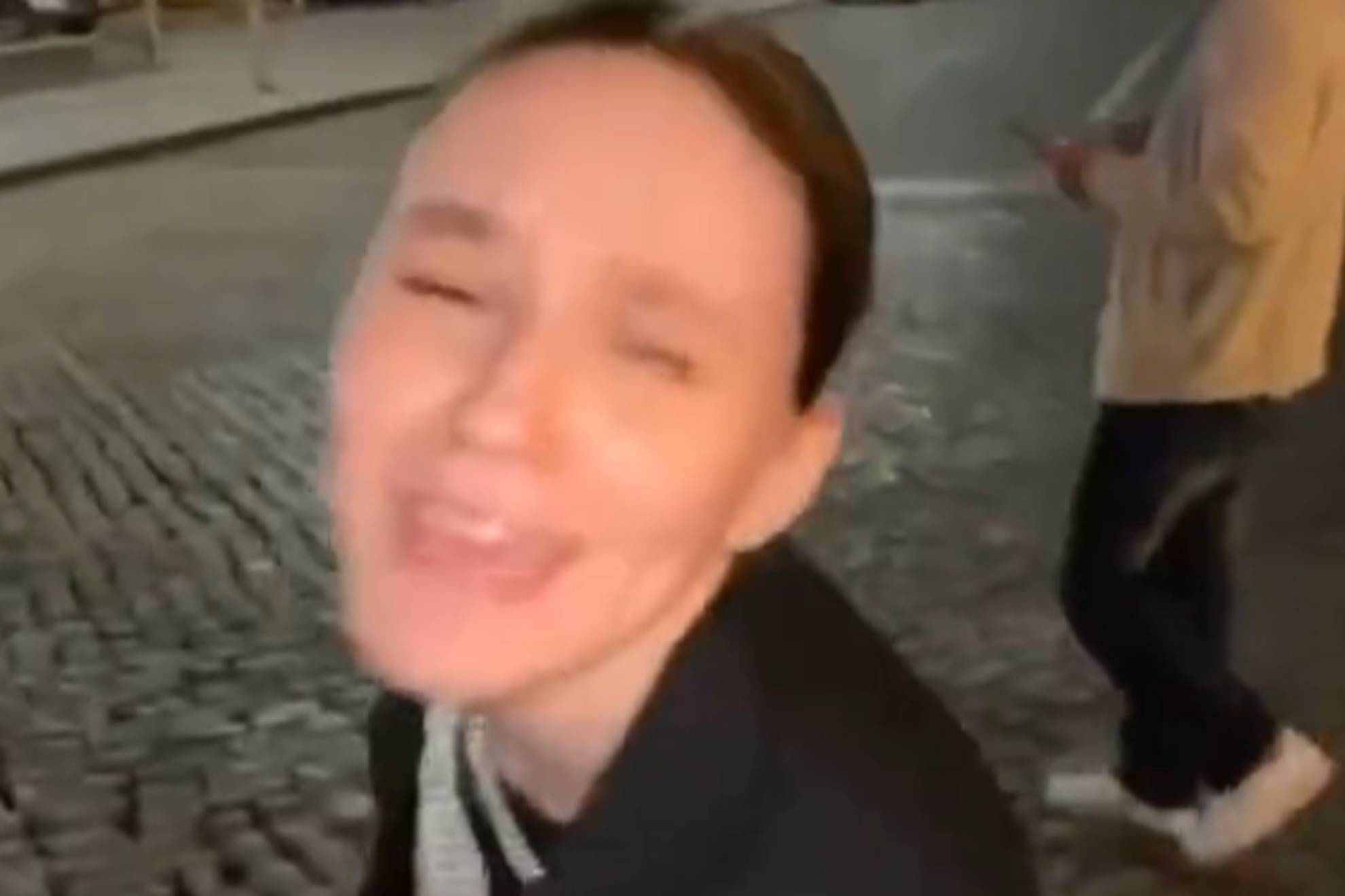 Muere una tiktoker rusa al caer por las escaleras del metro mientras grababa un vídeo junto a ...