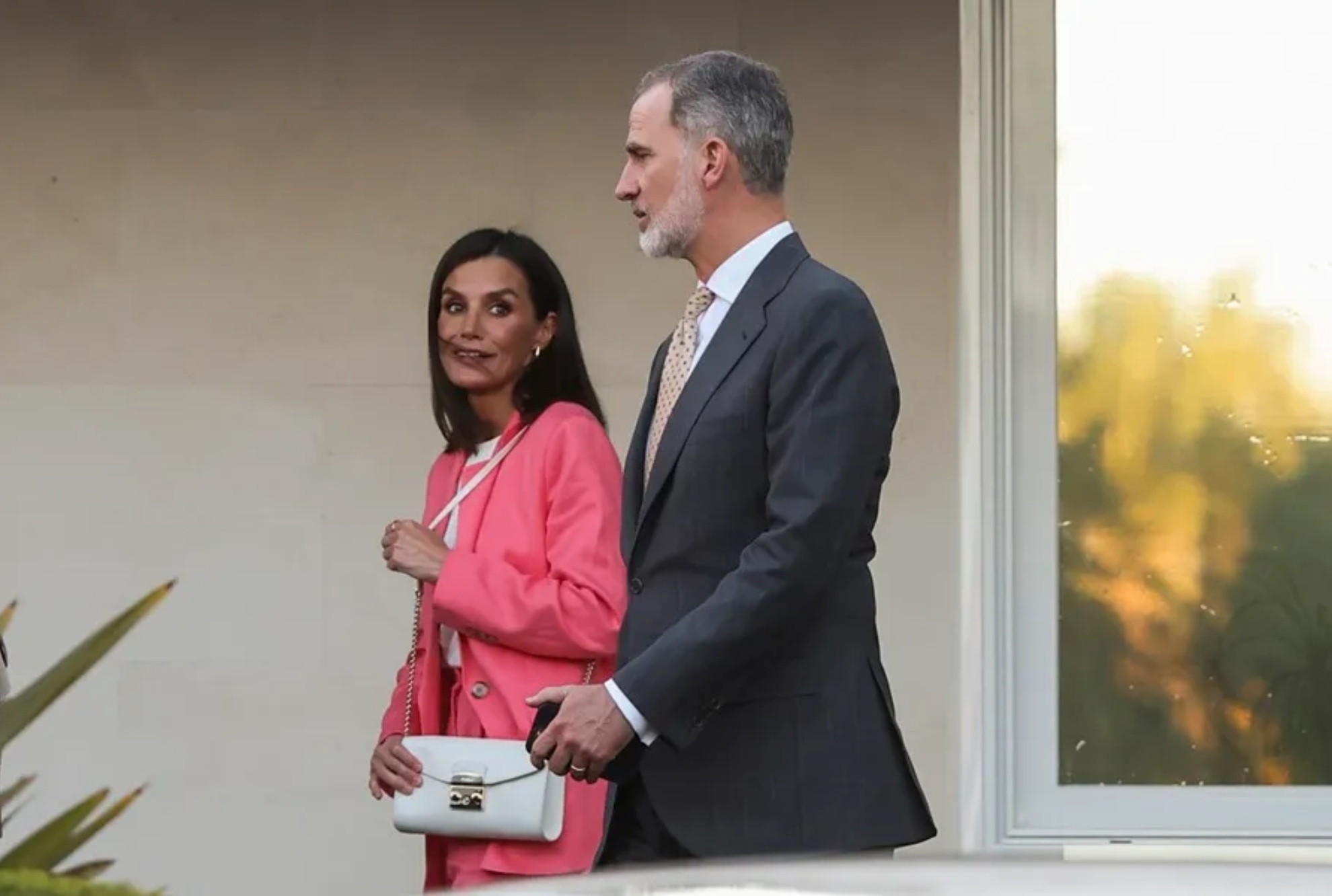El 'cariñoso' manotazo del rey Felipe VI a doña Letizia cuando se ...