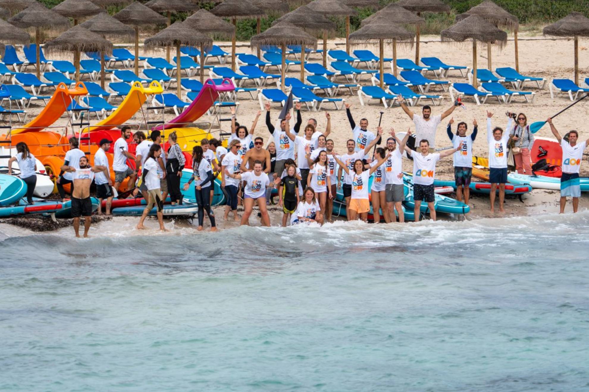El Lago October Festival se impone al agua y llena Cala'n Bosch de alegría