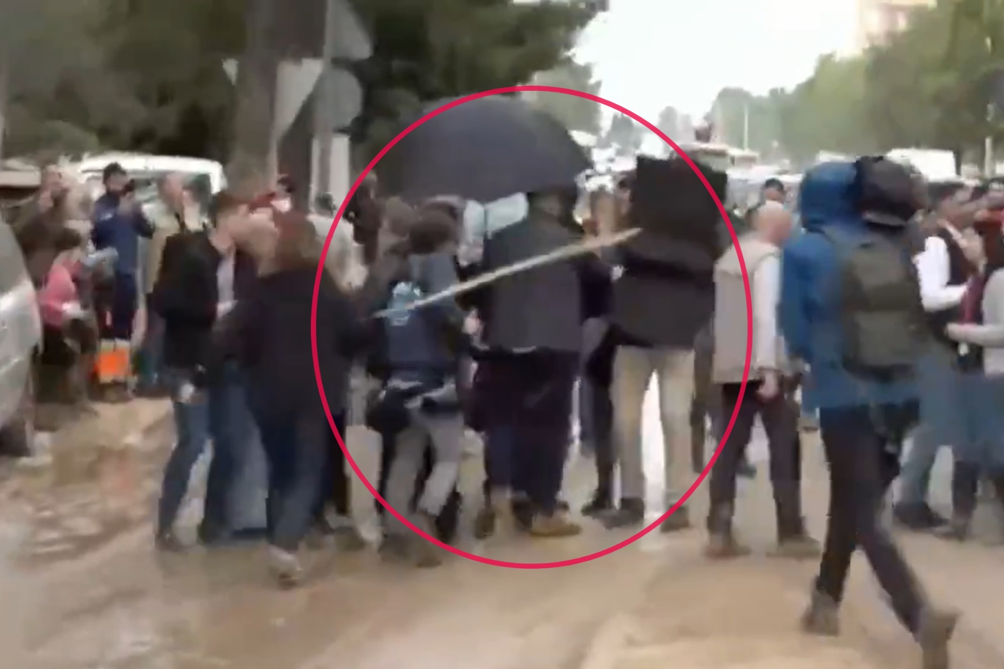 El intento de palazo a Pedro Sánchez golpeó a otras dos personas