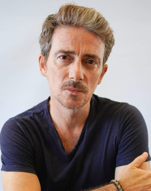 El radical cambio físico de los protagonistas de la serie 'Al salir de ...