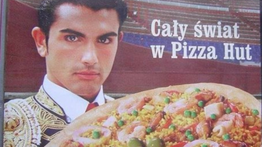 La pizza con torero, arroz, gambas, guisantes... que triunfa en Polonia