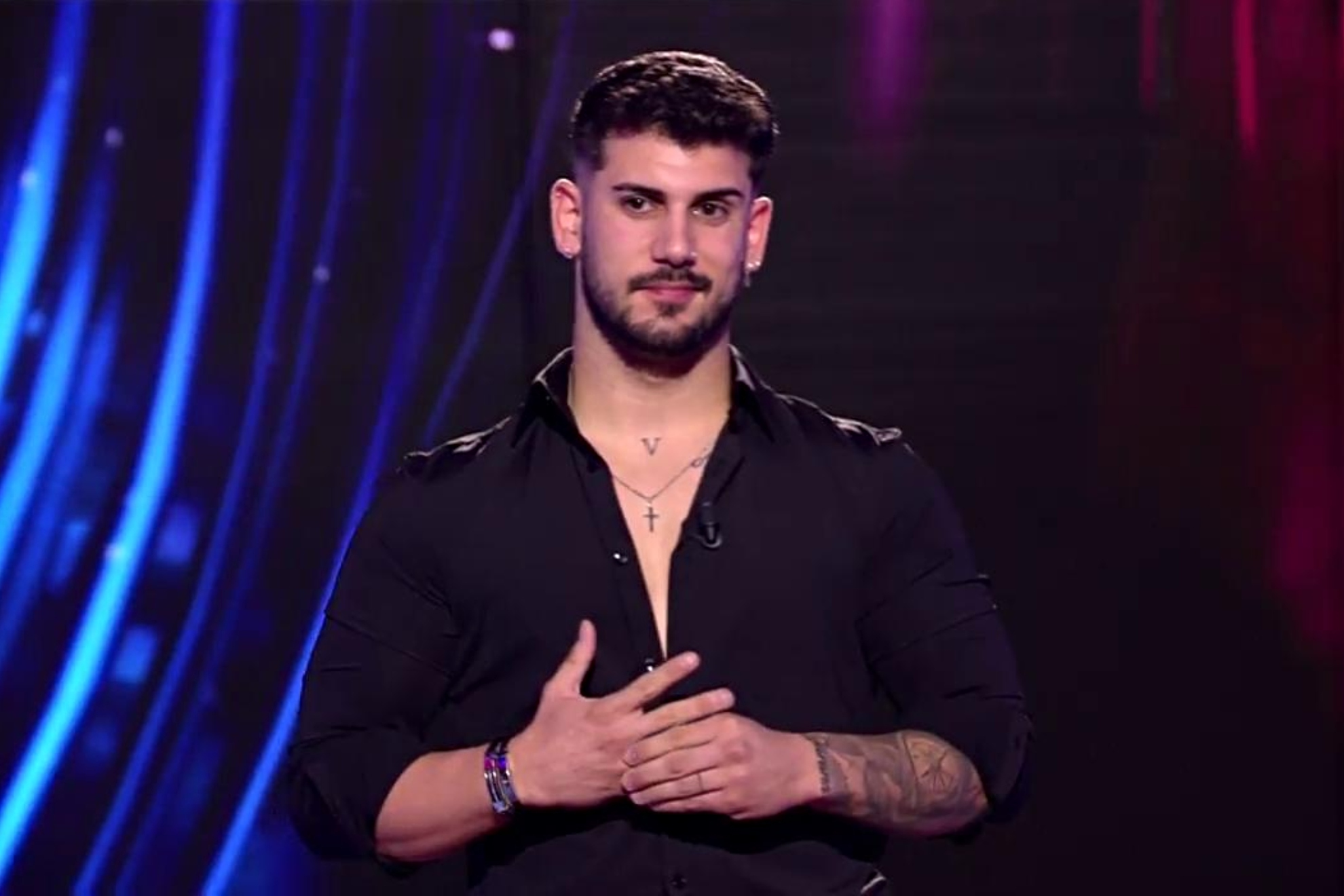 Quién es Cristian, el nuevo soltero que interrumpe la hoguera de las chicas en 'La isla de las ...