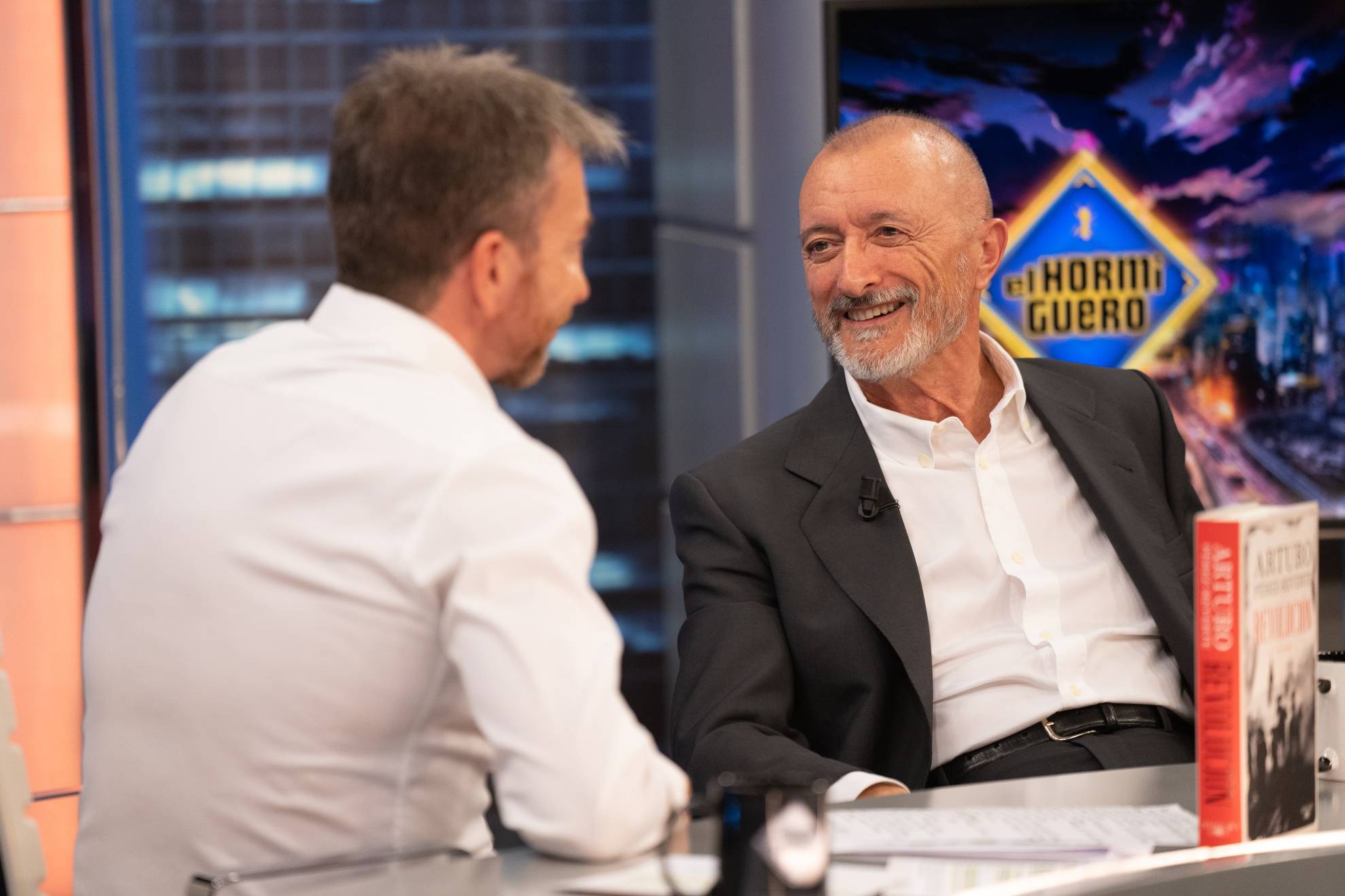Arturo Pérez-Reverte admite que participó en el asalto a un banco en ...