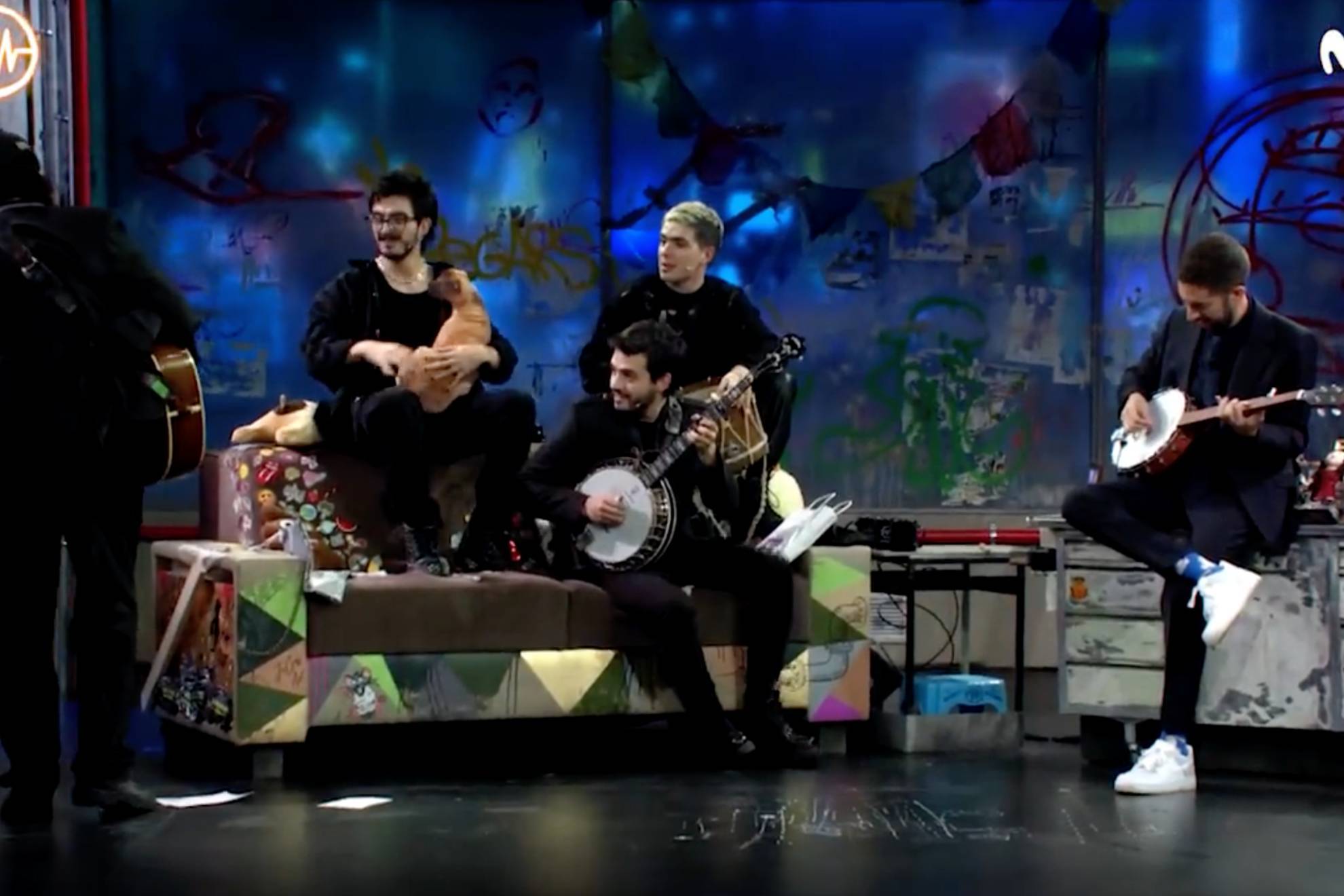 Morat sorprende a Broncano con un regalo muy especial: "A ver, tampoco soy retrasado"