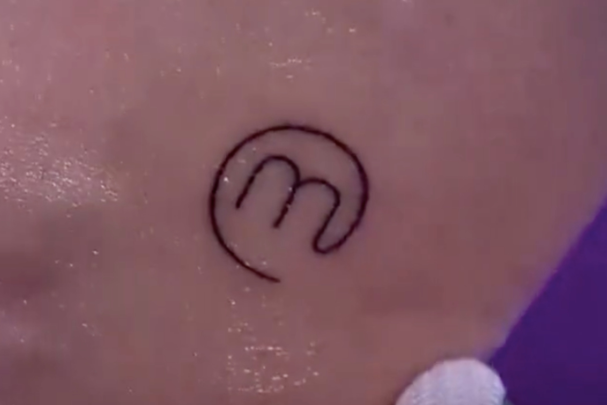 Manu cumple su promesa y se hace un tatuaje inspirado en 'Masterchef'