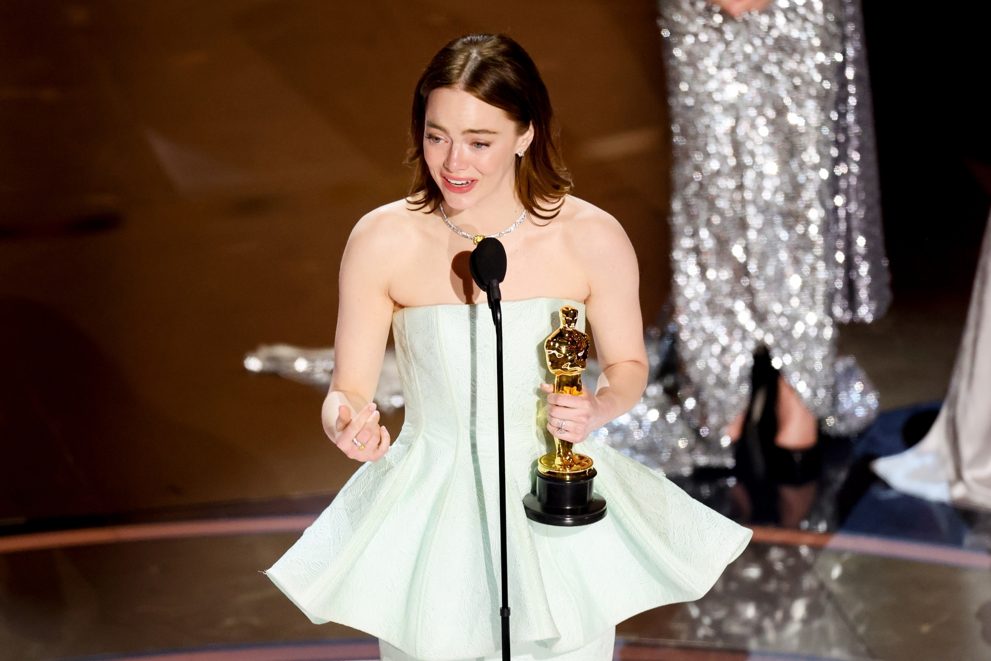 Emma Stone se rompe el vestido al recoger el Oscar a la mejor actriz