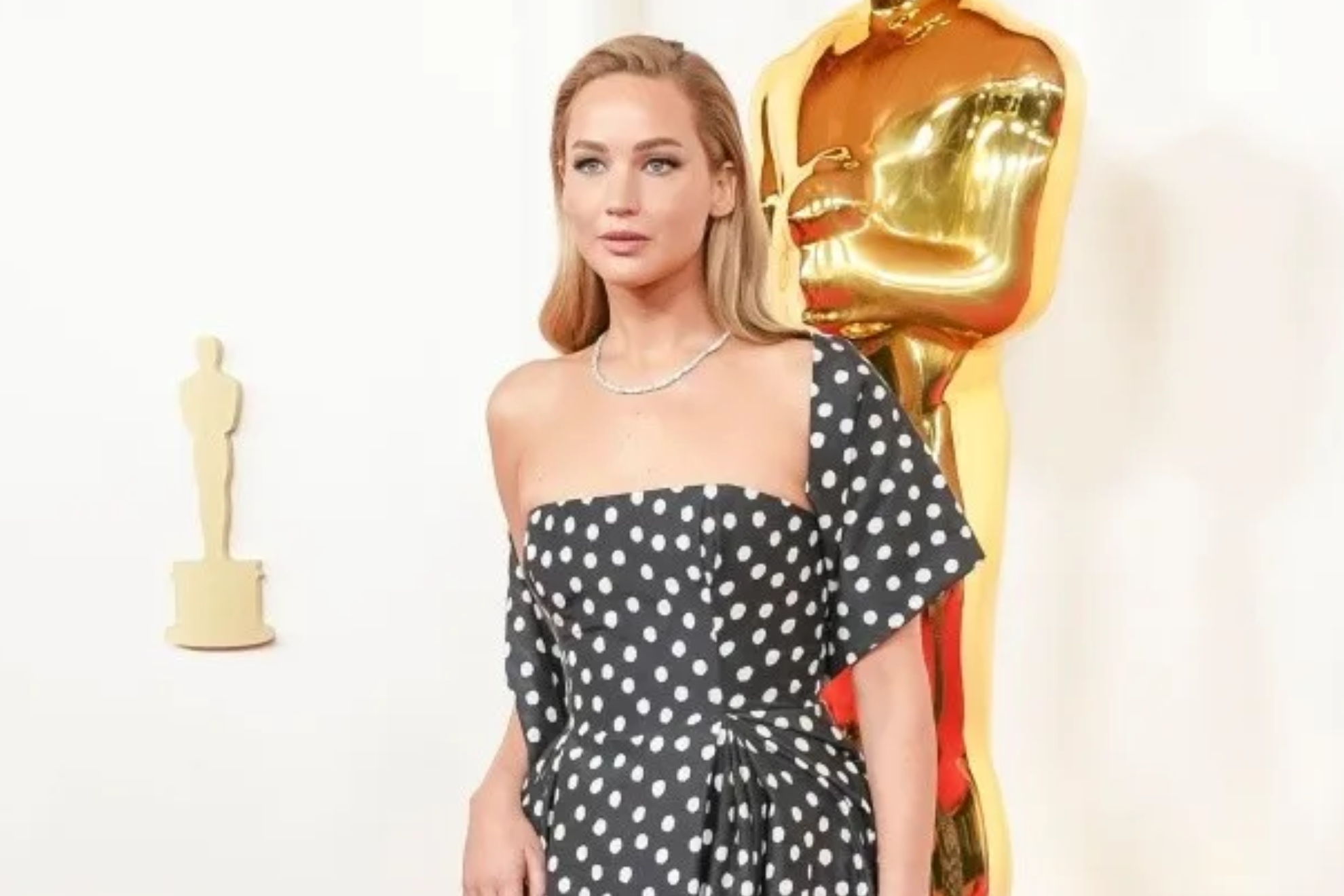 Jennifer Lawrence deslumbra en los Premios Oscar 2024 con su vestido: más de 1.500 horas de costura