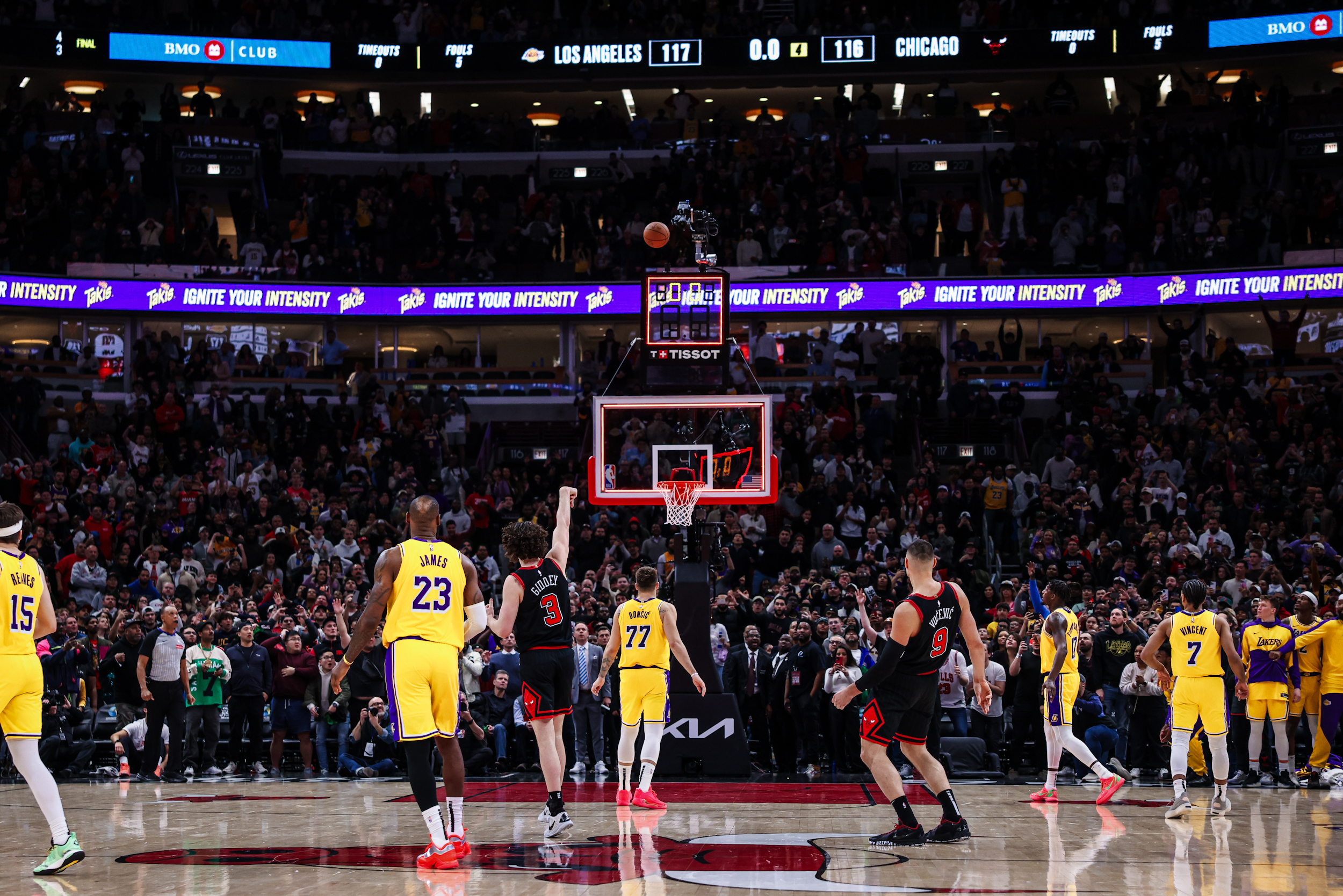 Un tormento de España ejecuta a los Lakers de Doncic con un triple ...