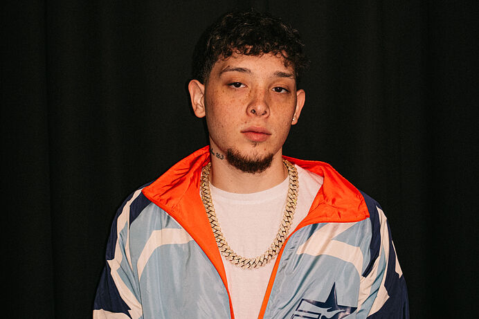 Yan Block le canta a la chica de los ojos verdes en su nuevo sencillo