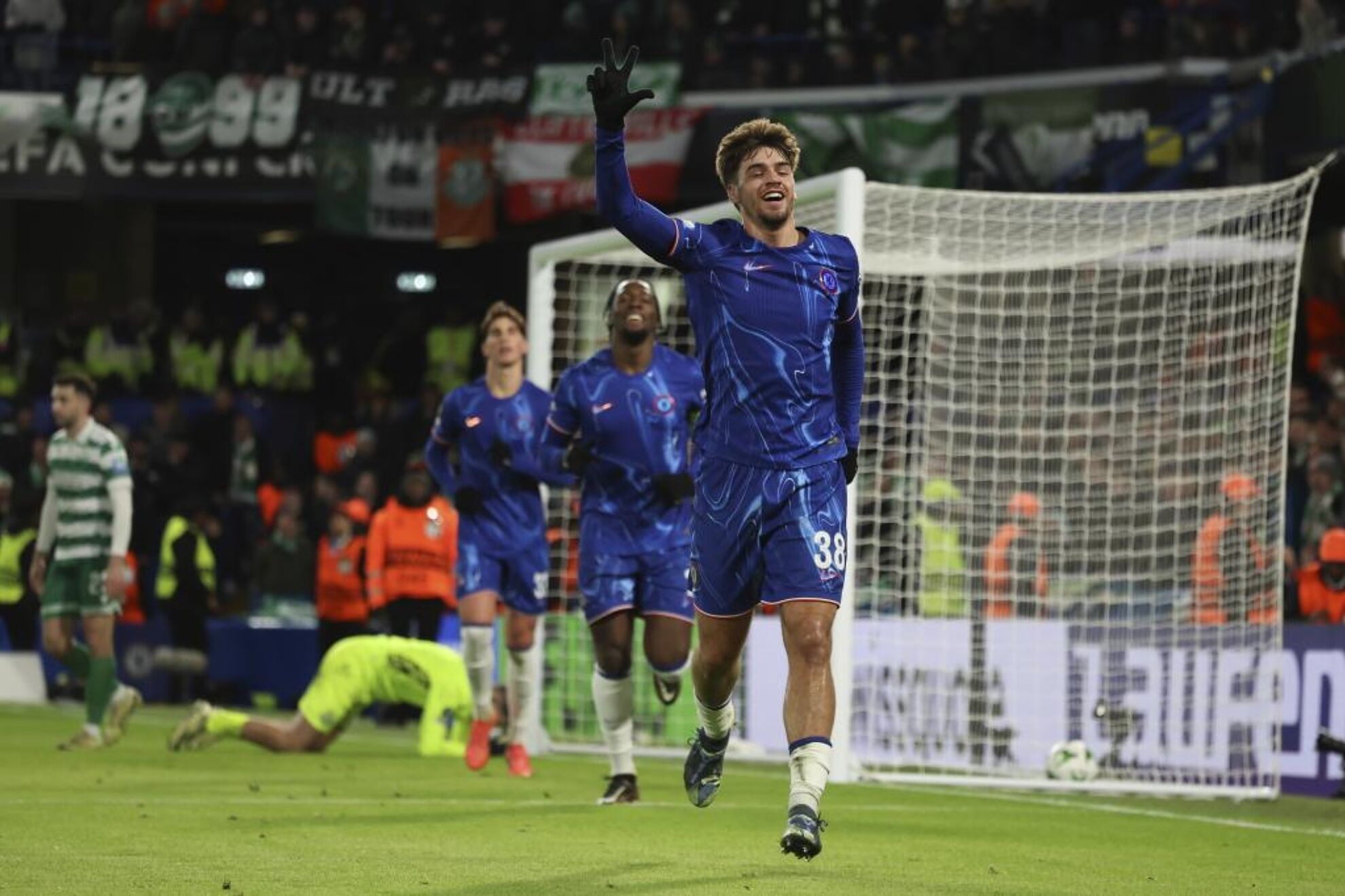 'Hat-trick' de Marc Guiu y gol de Cucurella para sellar el pleno del ...