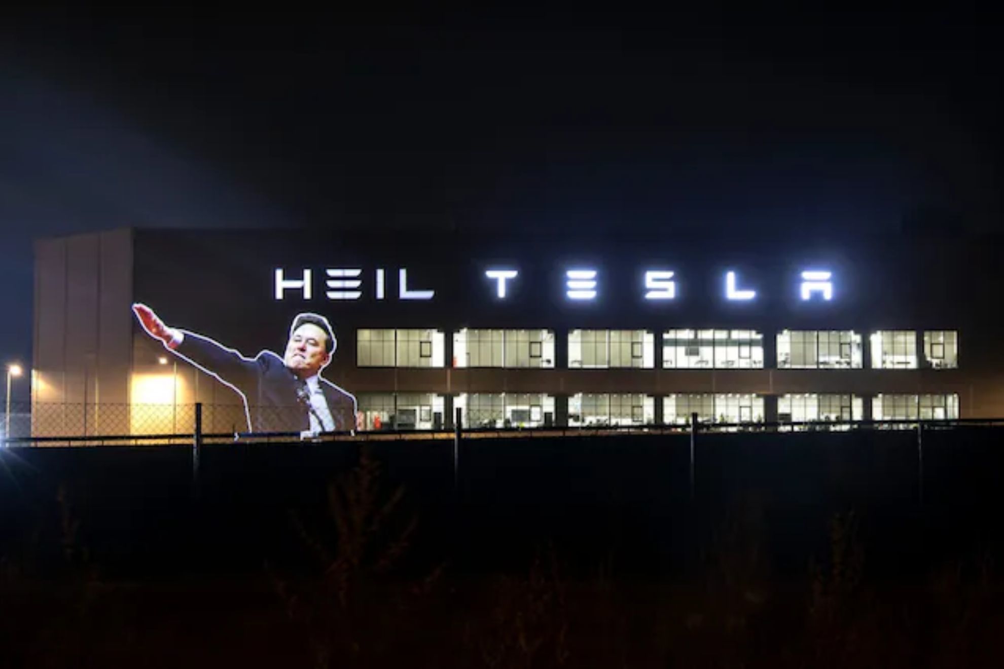 Un grupo de activistas proyectan la frase "Heil Tesla" en una de las ...