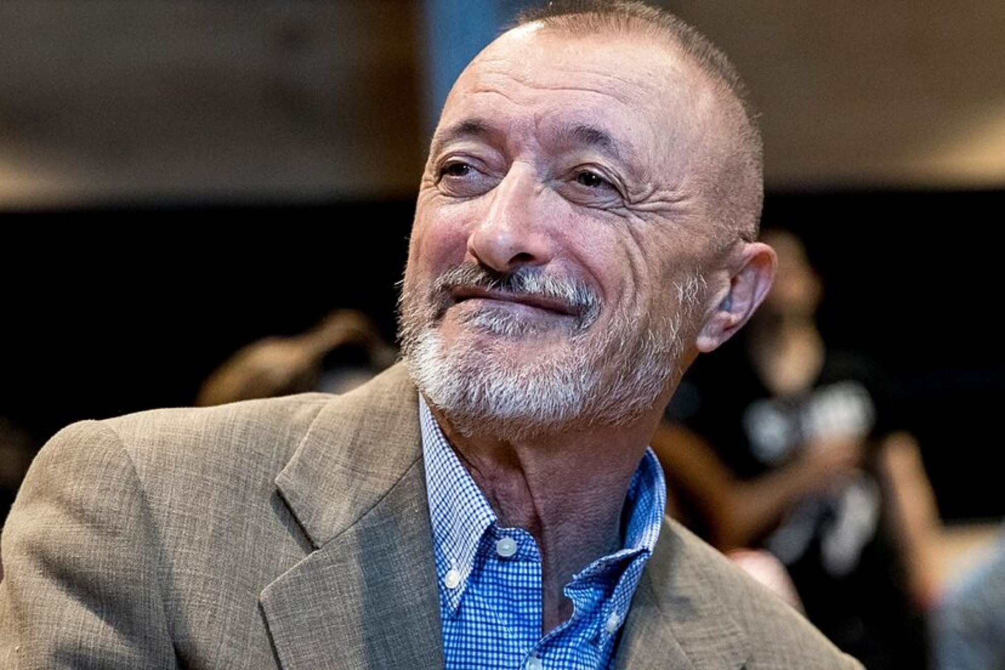 Arturo Pérez Reverte y su creación literaria: "Si dejas de pedalear, te ...