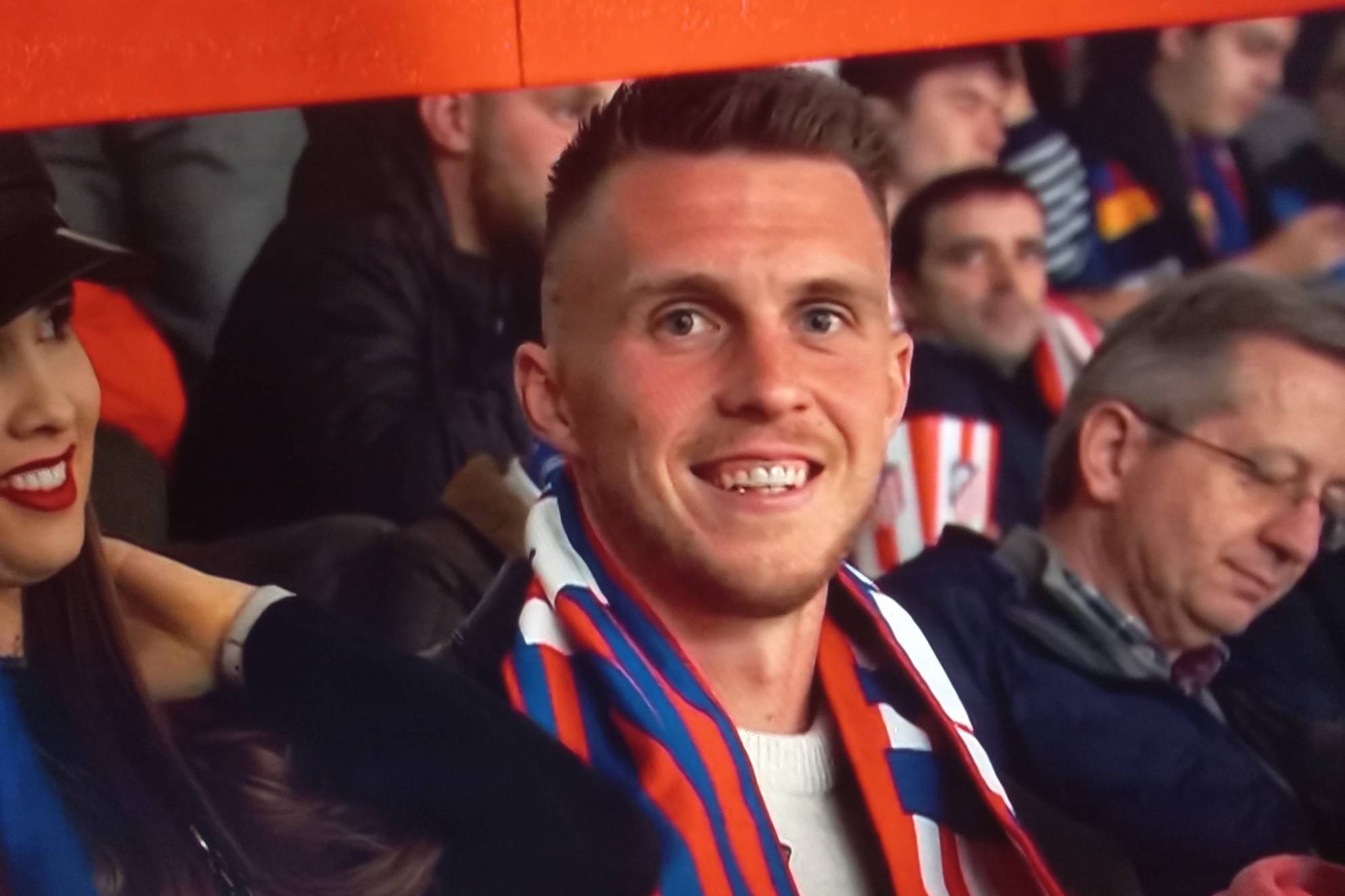 Pillan al portero del Getafe con la bufanda del Atlético en el ...