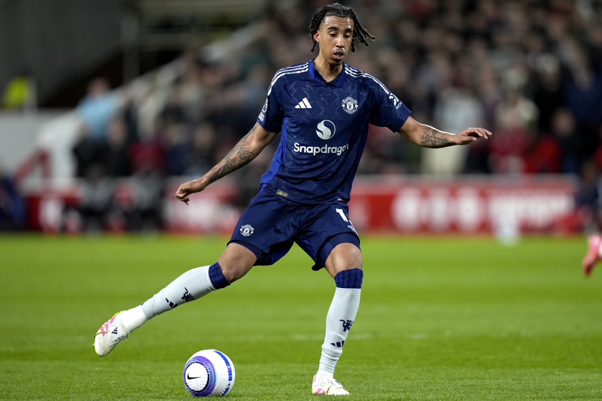 Yoro levanta un 'muro' infranqueable en Old Trafford