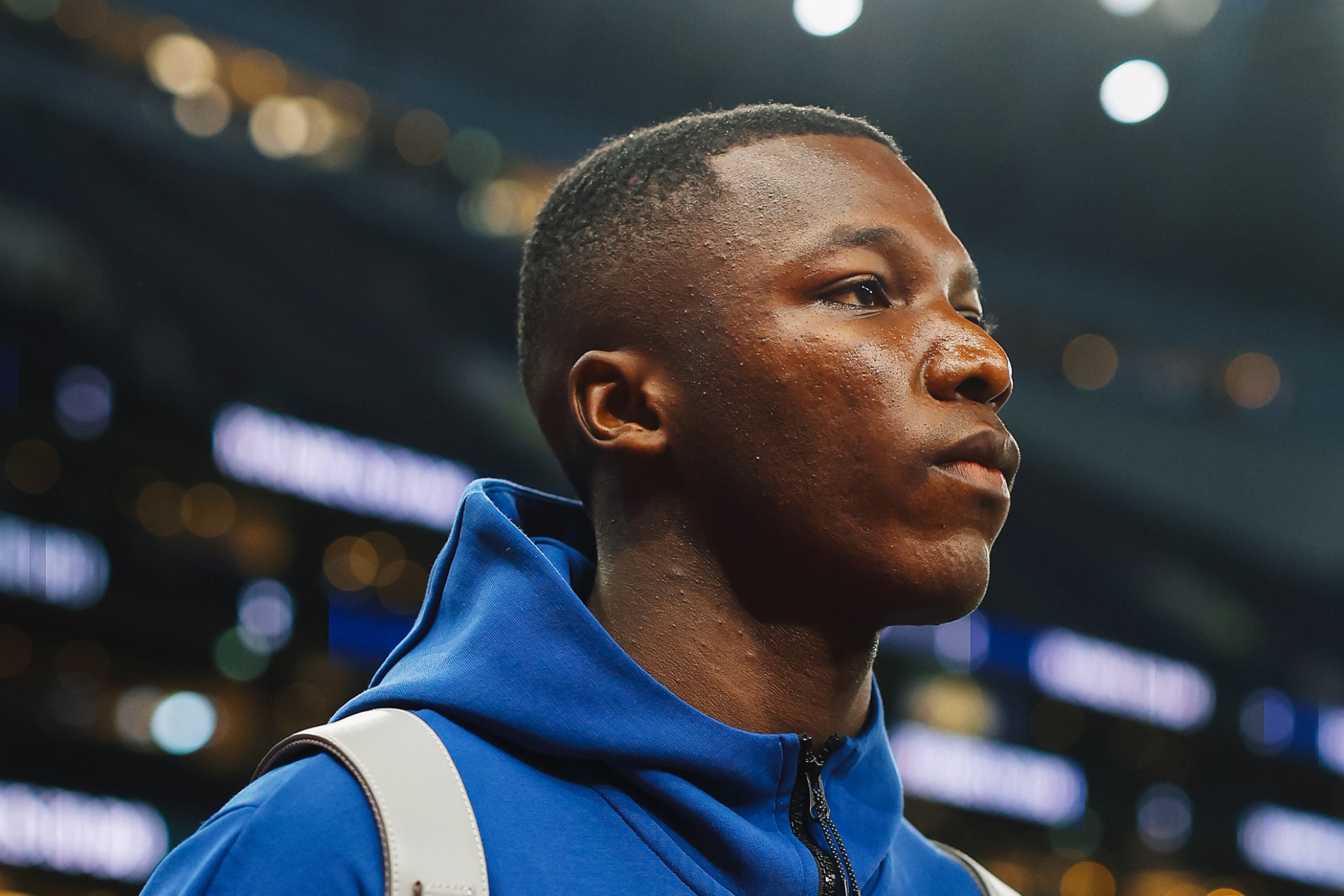 Cazan a Moisés Caicedo conduciendo sin licencia