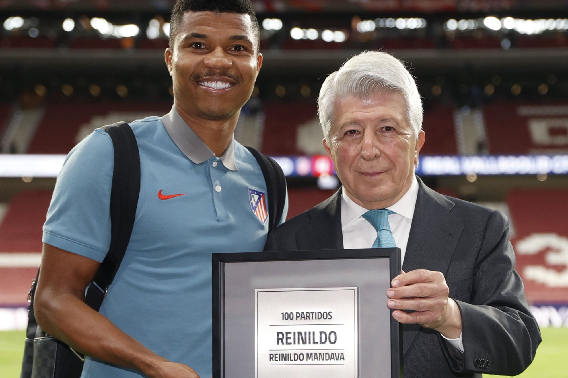 Reinildo, una placa... mientras se resuelve su futuro