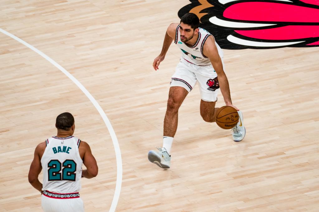 El increíble mate 360 de Santi Aldama