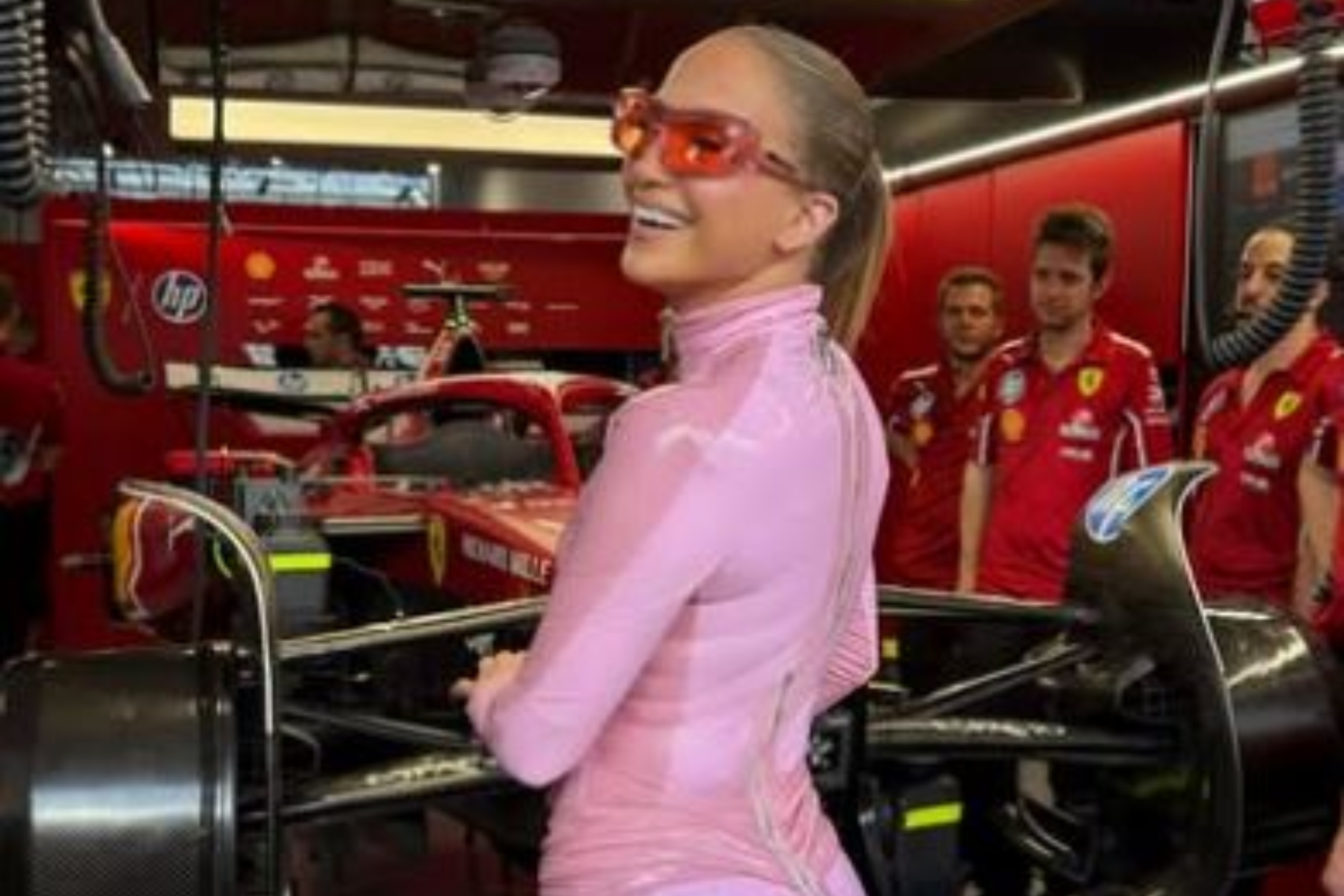 Jennifer Lopez sorprende con su 'look' más encuerado en el box de Ferrari