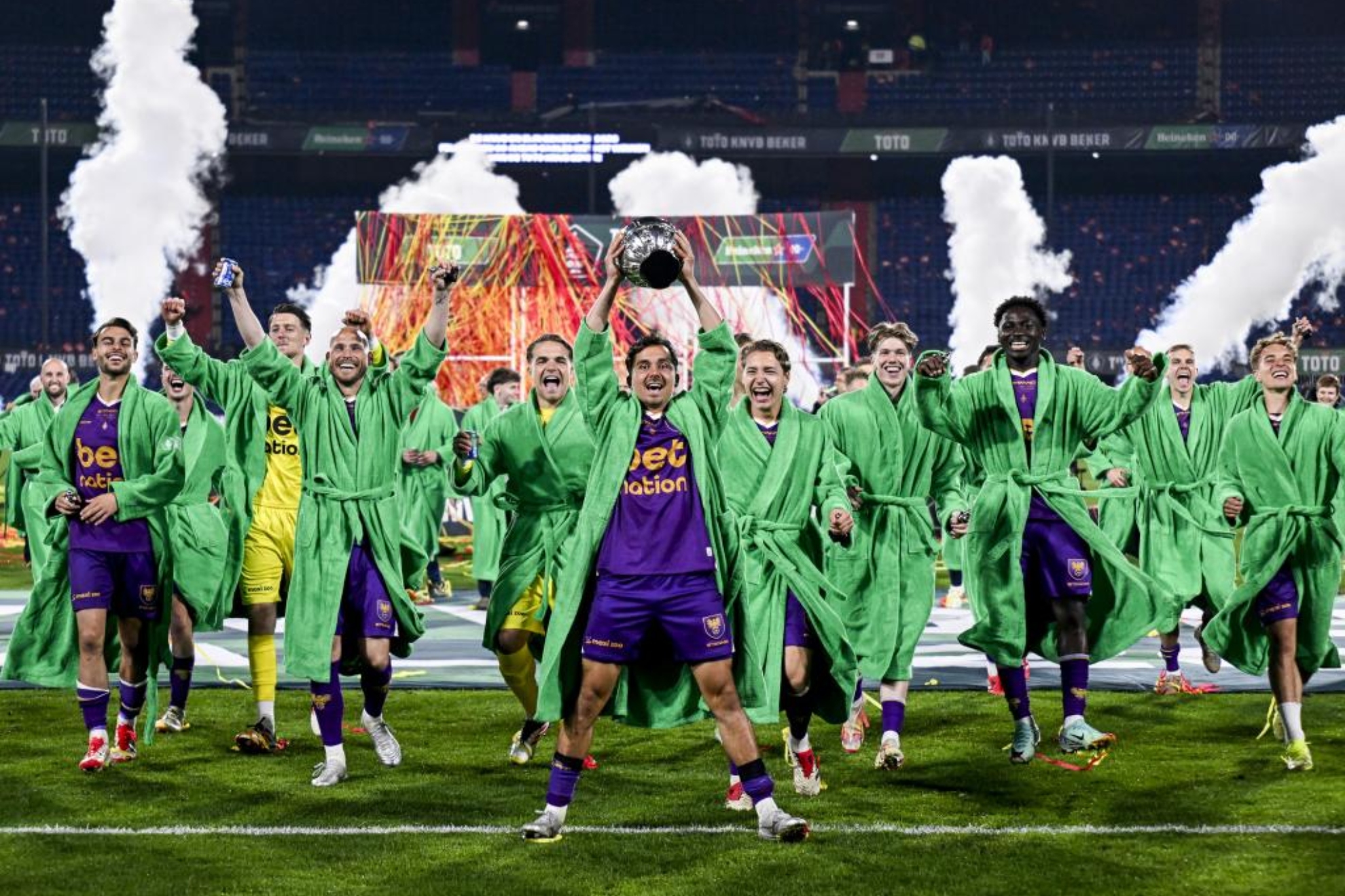 Albornoces verdes: la explicación a la surrealista celebración del ...