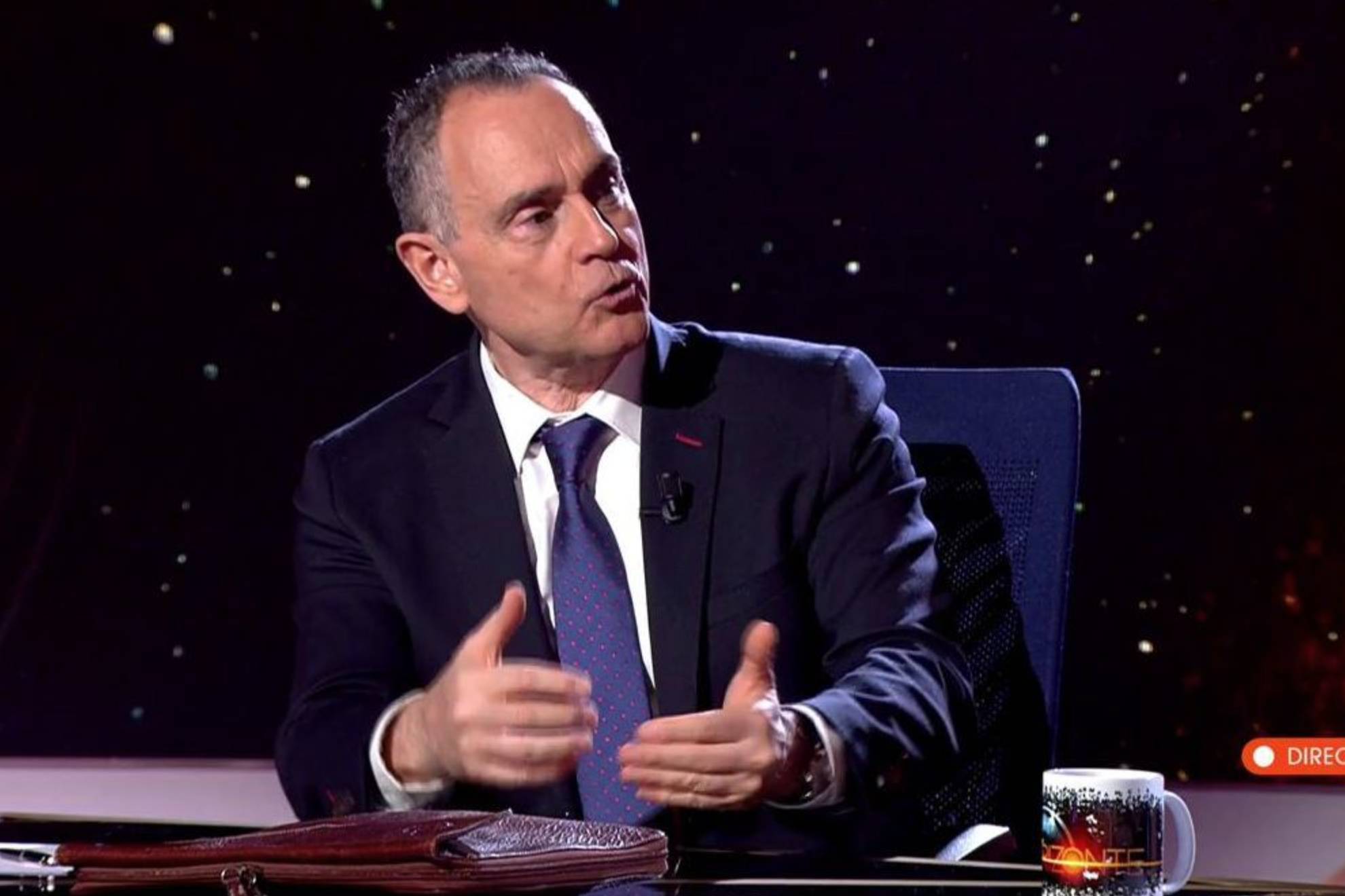 El coronel Pedro Baños revela ante Iker Jiménez el ataque sufrido en Barcelona en una firma de ...