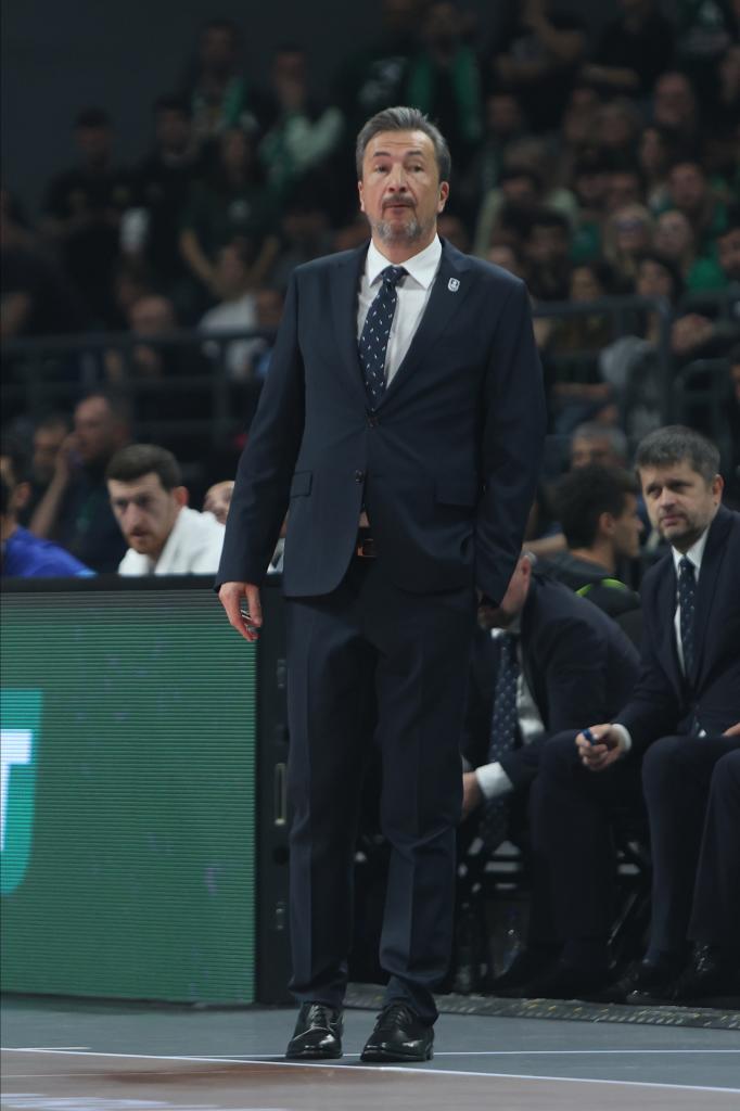 La serie Panathinaikos-Efes, al rojo: cerveza sobre un bebé ...