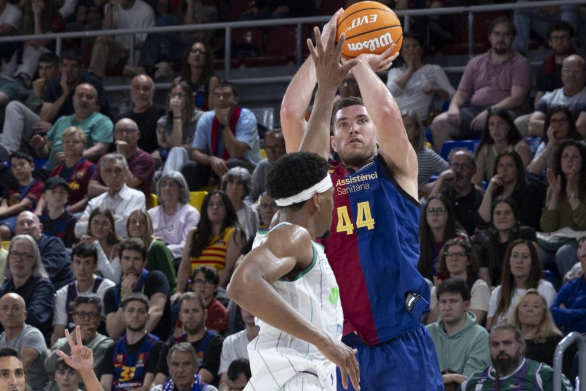 El Barça supera al Unicaja para mantener viva la lucha por el cuarto puesto