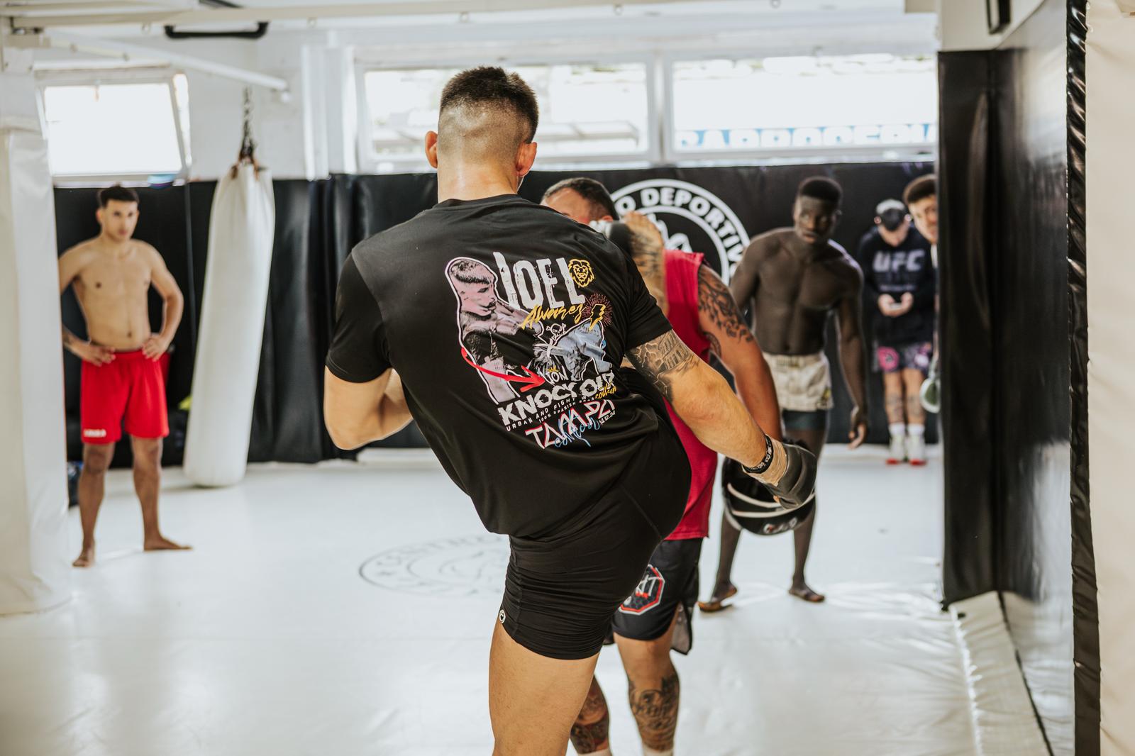 Joel Álvarez también brilla con Knockout Couture: "Queríamos representar el espíritu de lucha ...