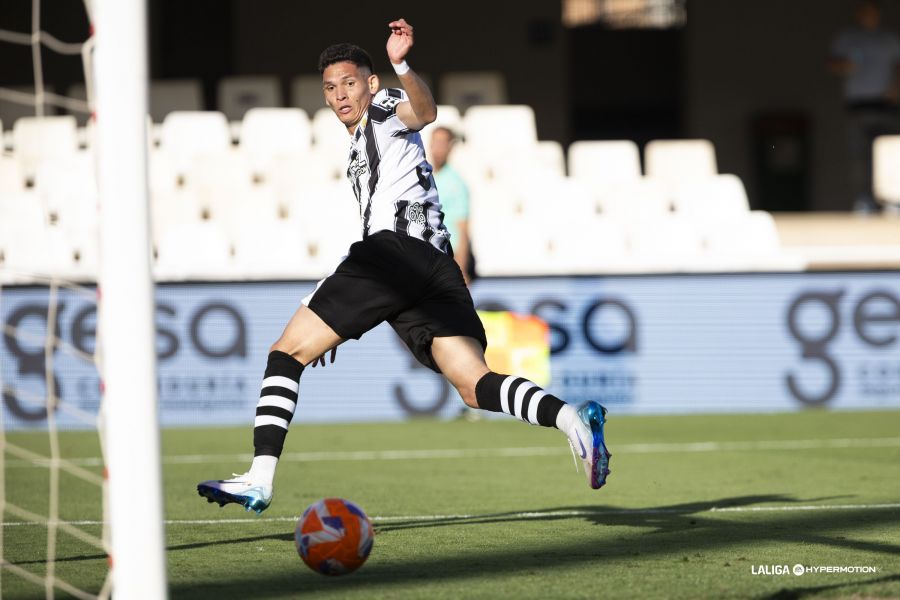 El Efesé se da al fin una alegría a costa de un Racing 'romo' en ataque