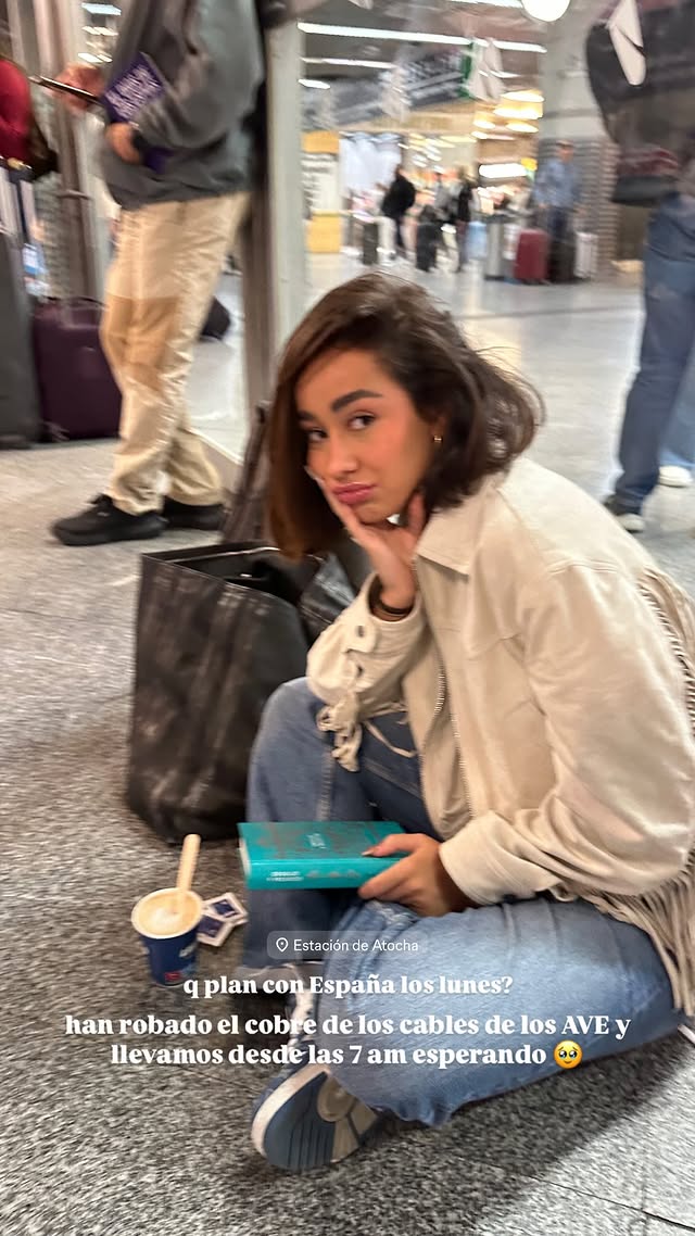 Marina Rivers ironiza sobre los lunes en España tras el robo en el AVE