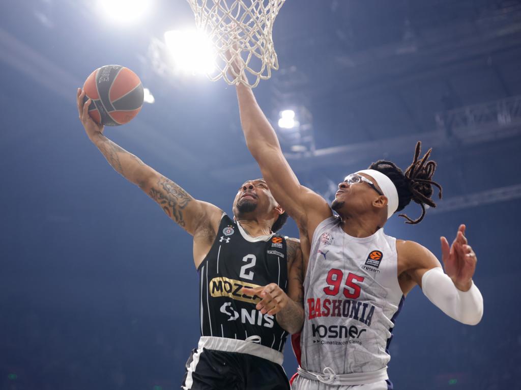 Un jugador del Partizan rompe una botella de vidrio en la cabeza de un ...