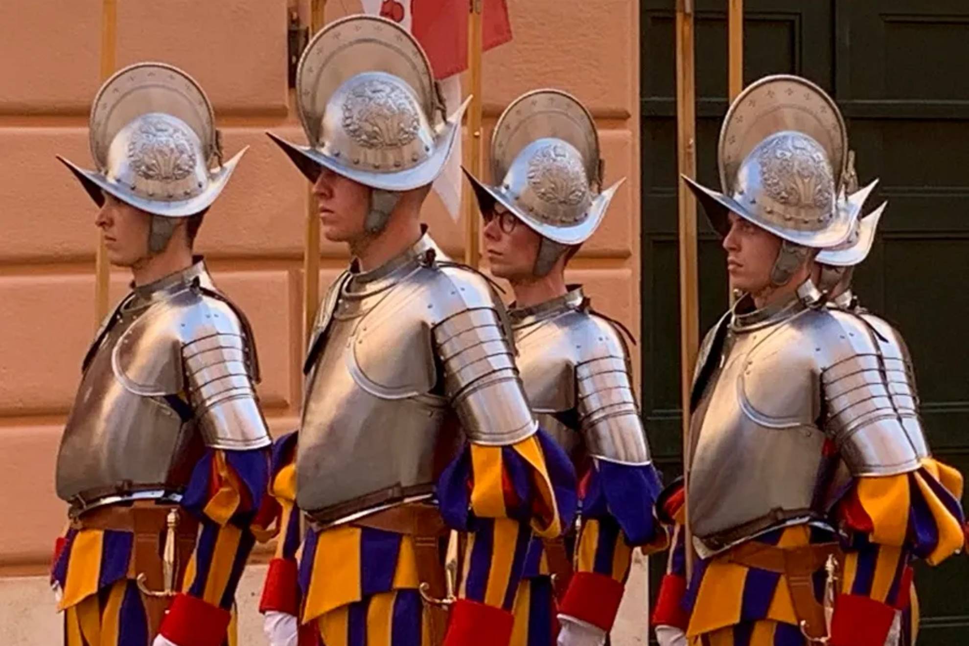 Cuánto cobra un miembro de la Guardia Suiza del Papa: su evolución de ...