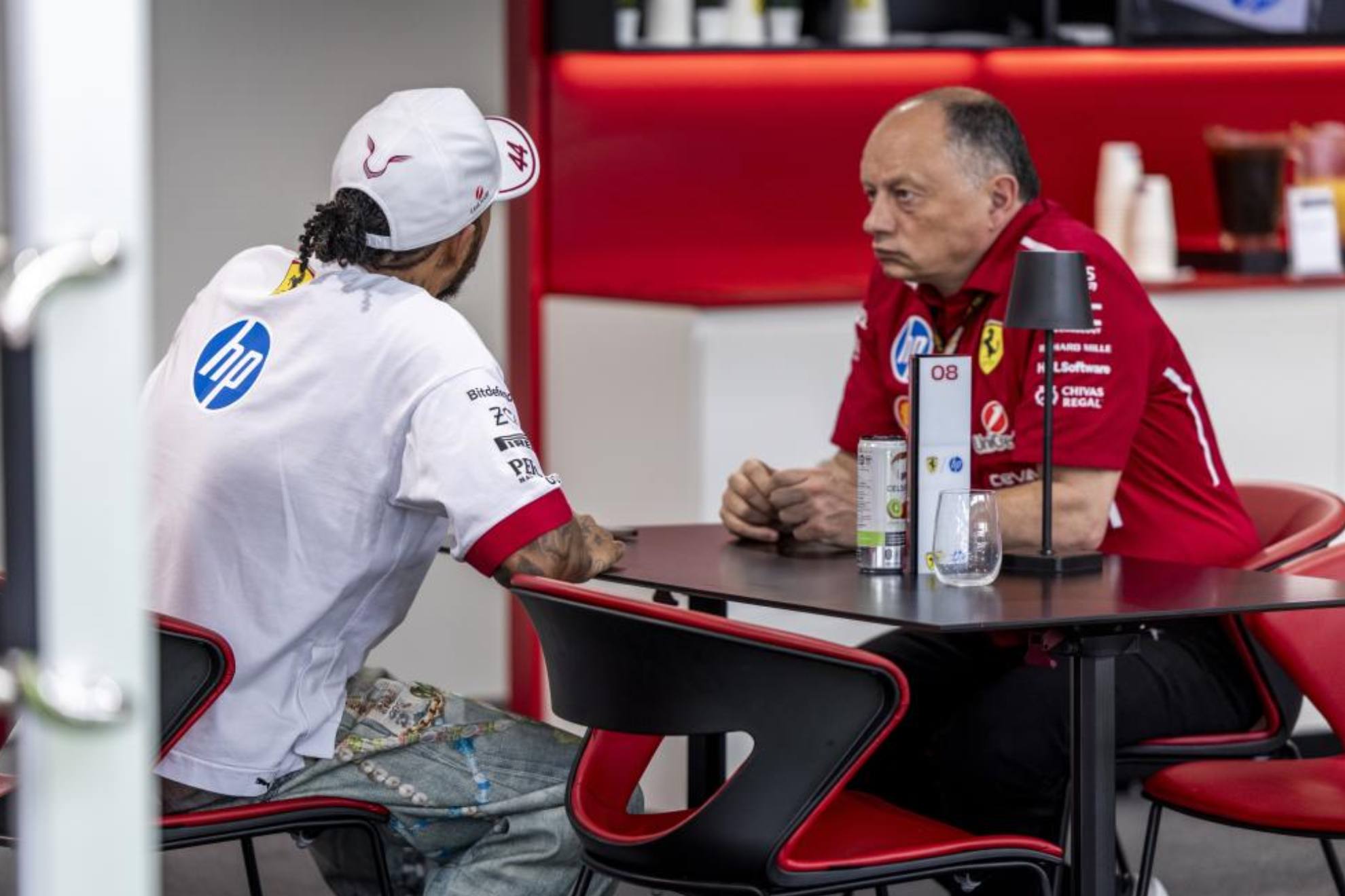 En Italia hablan de "profundas grietas" entre Hamilton y Ferrari