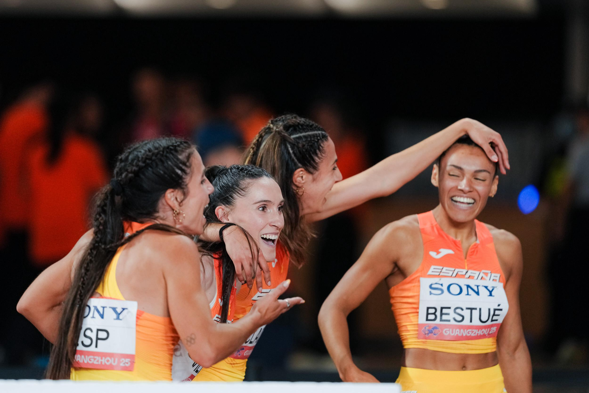 El 4x100 femenino destroza el récord nacional y lidera a España en el ...