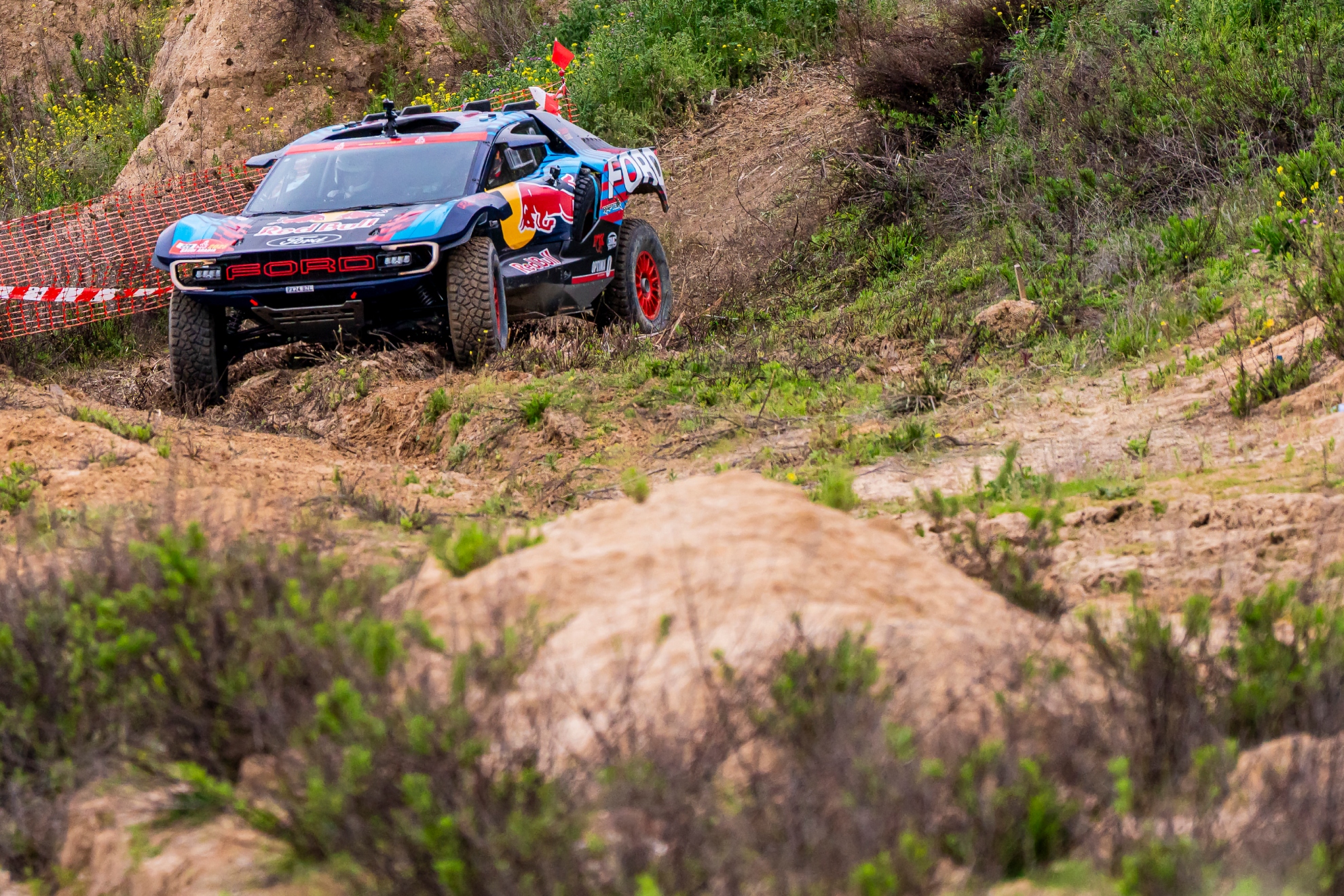 Carlos Sainz da la primera vuelta a MadRing... en su coche del Dakar