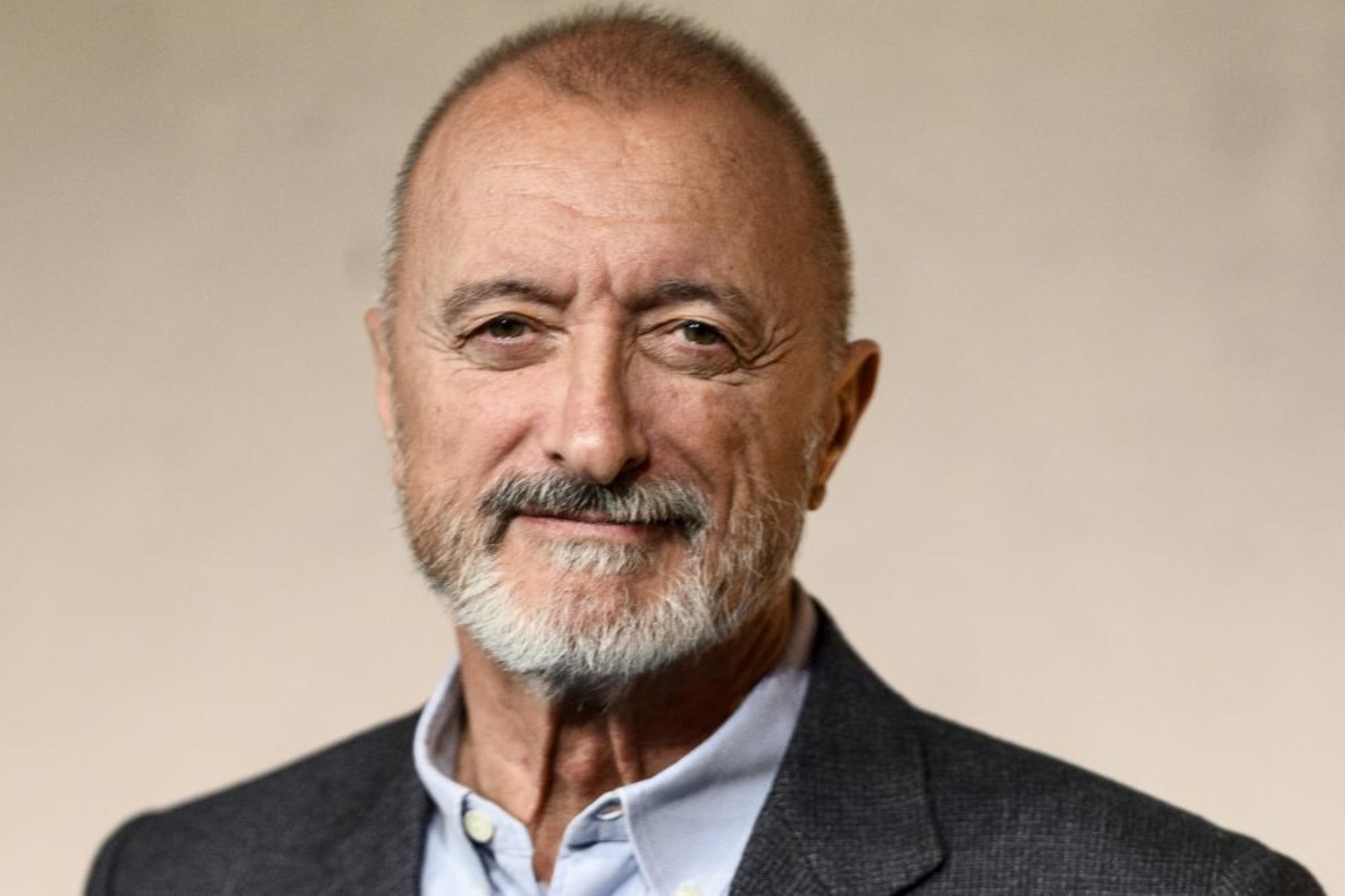 Arturo Pérez Reverte: "Mientras unos fabricaban armamento a toda mecha ...