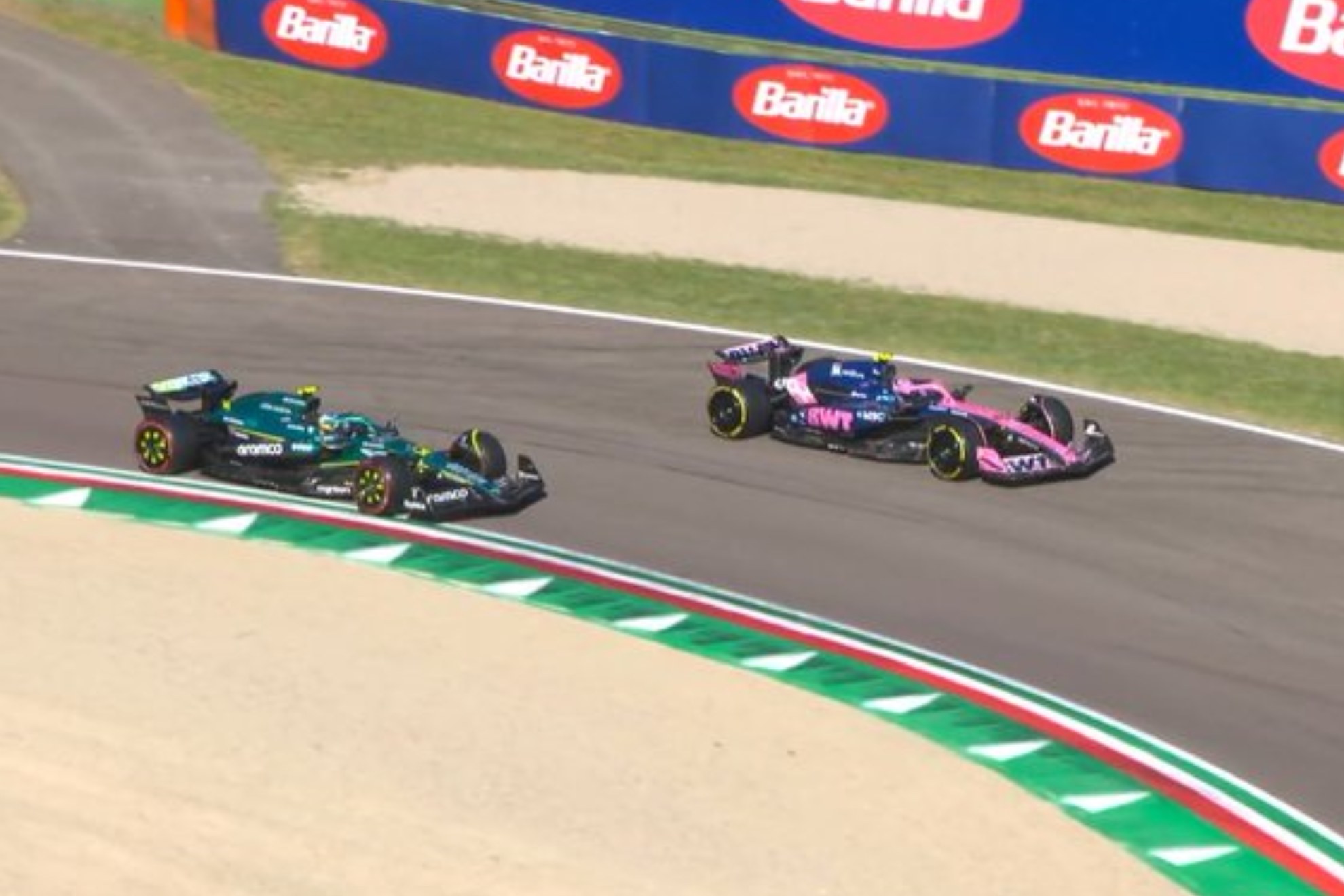 Alonso 'también la tiene' con Colapinto: "Sí... casi me choco"