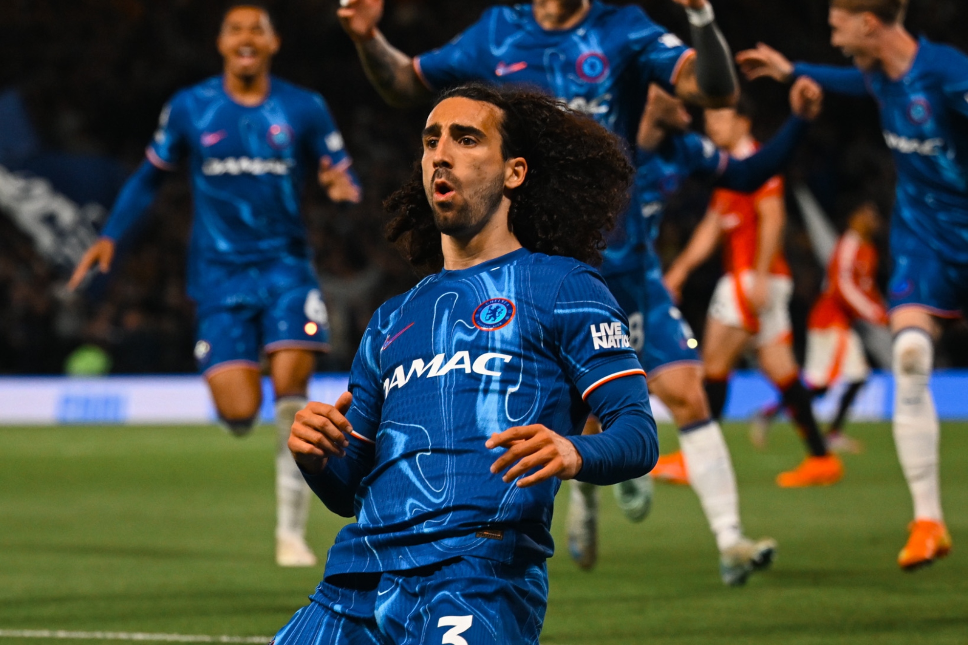 Cucurella brilla en Stamford Bridge y acerca al Chelsea a la Champions